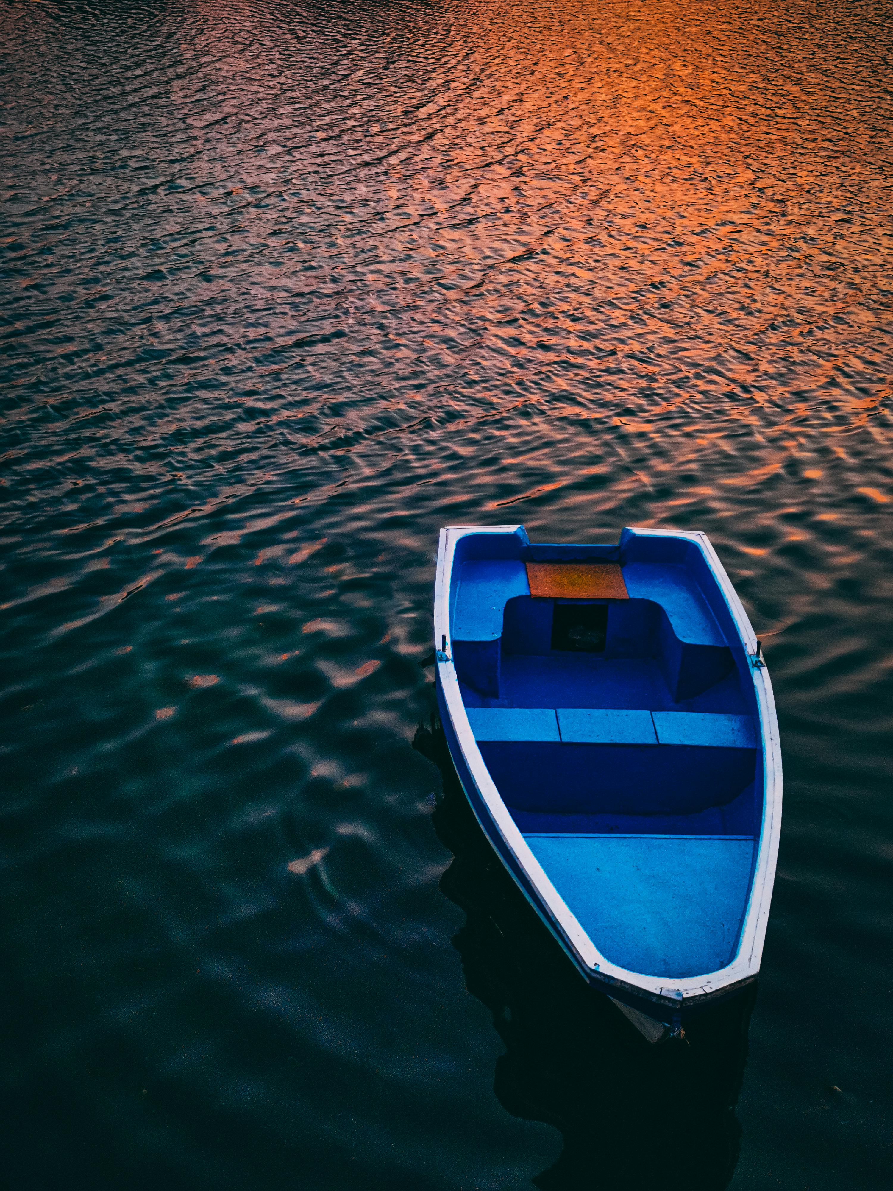 Blue Boat on Body of Water · Free Stock Photo