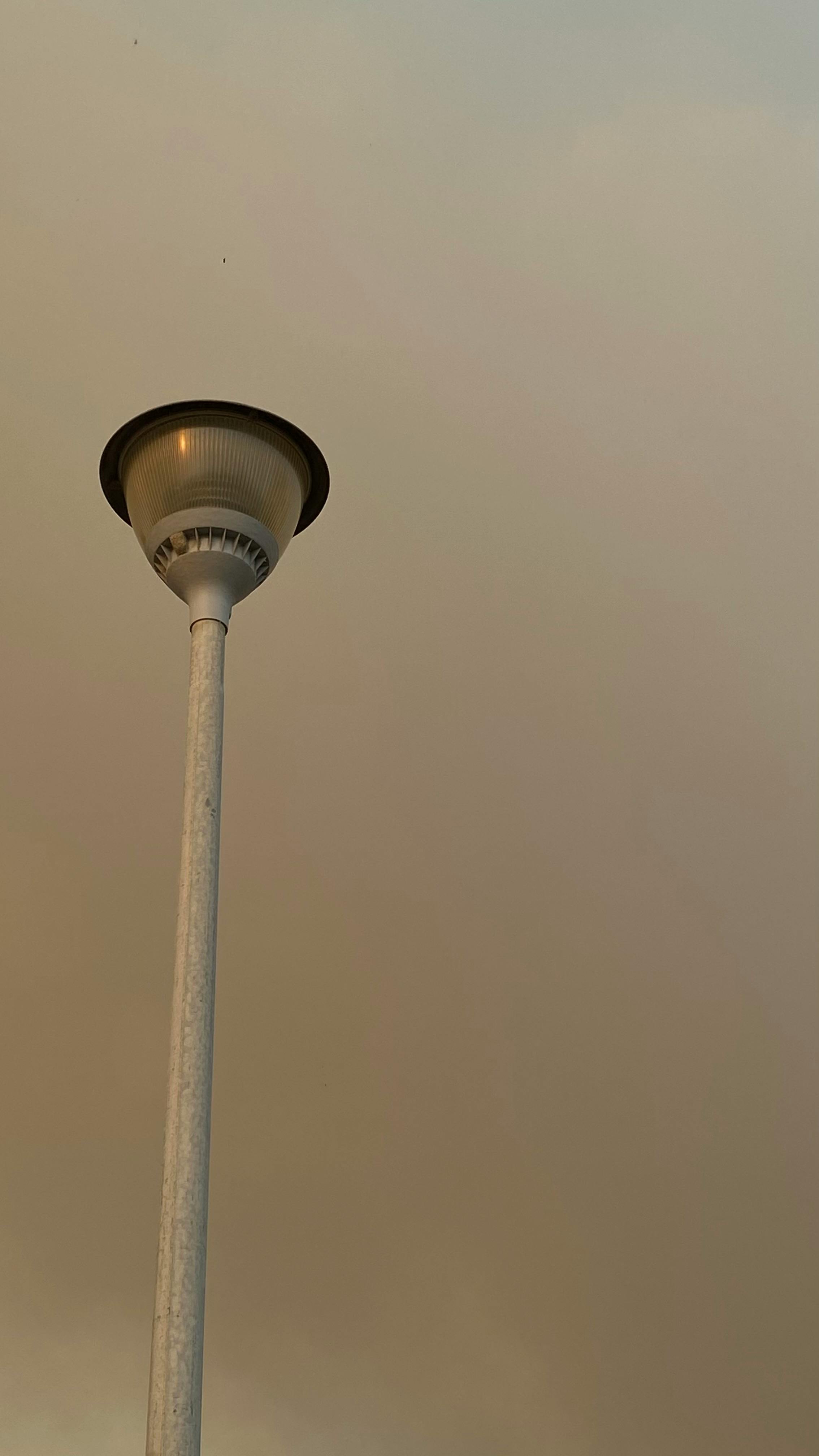 Close-up Photography of a Streetlight · Free Stock Photo