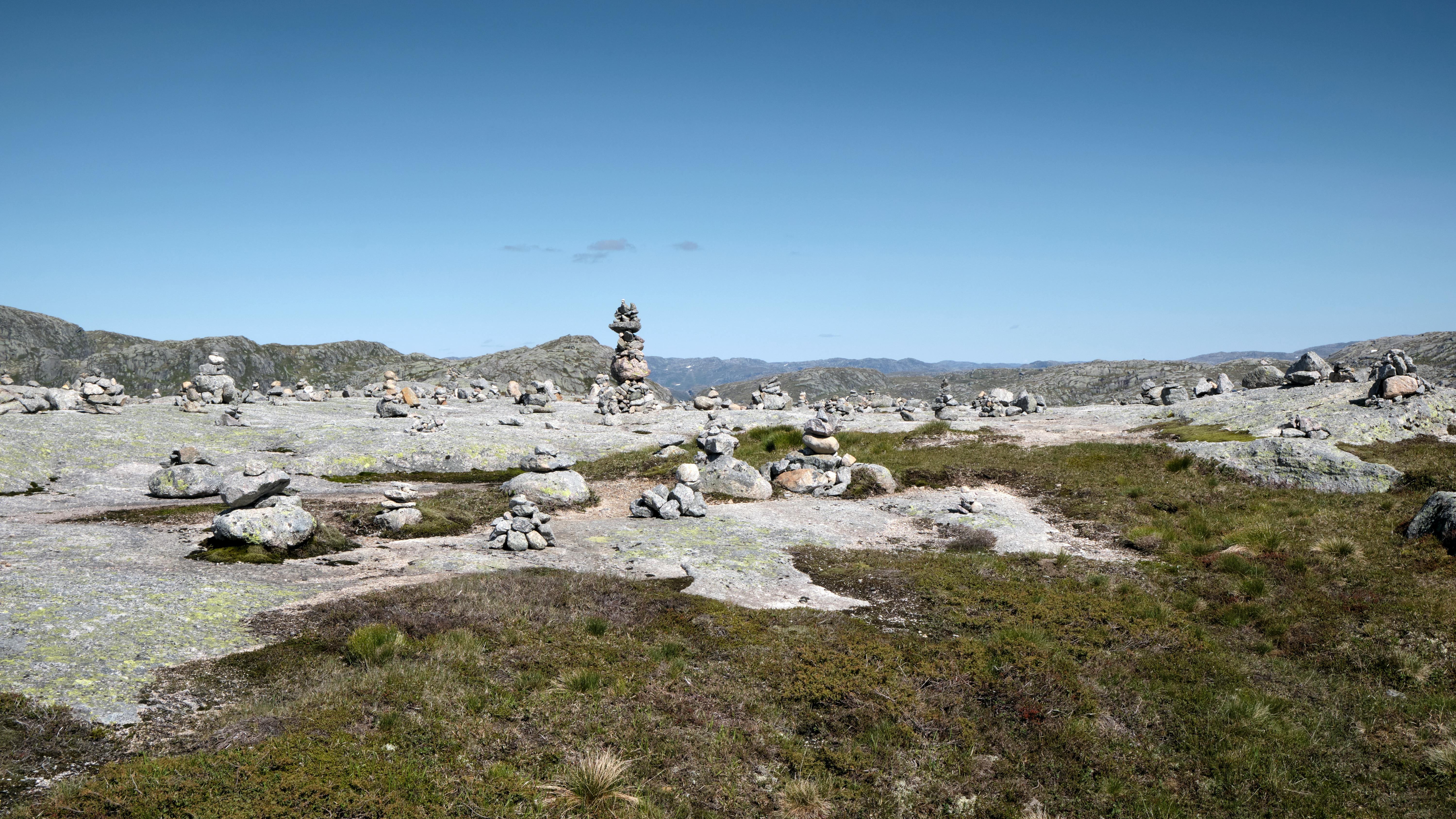 Close-up Photography of Gray Cairn Stone · Free Stock Photo