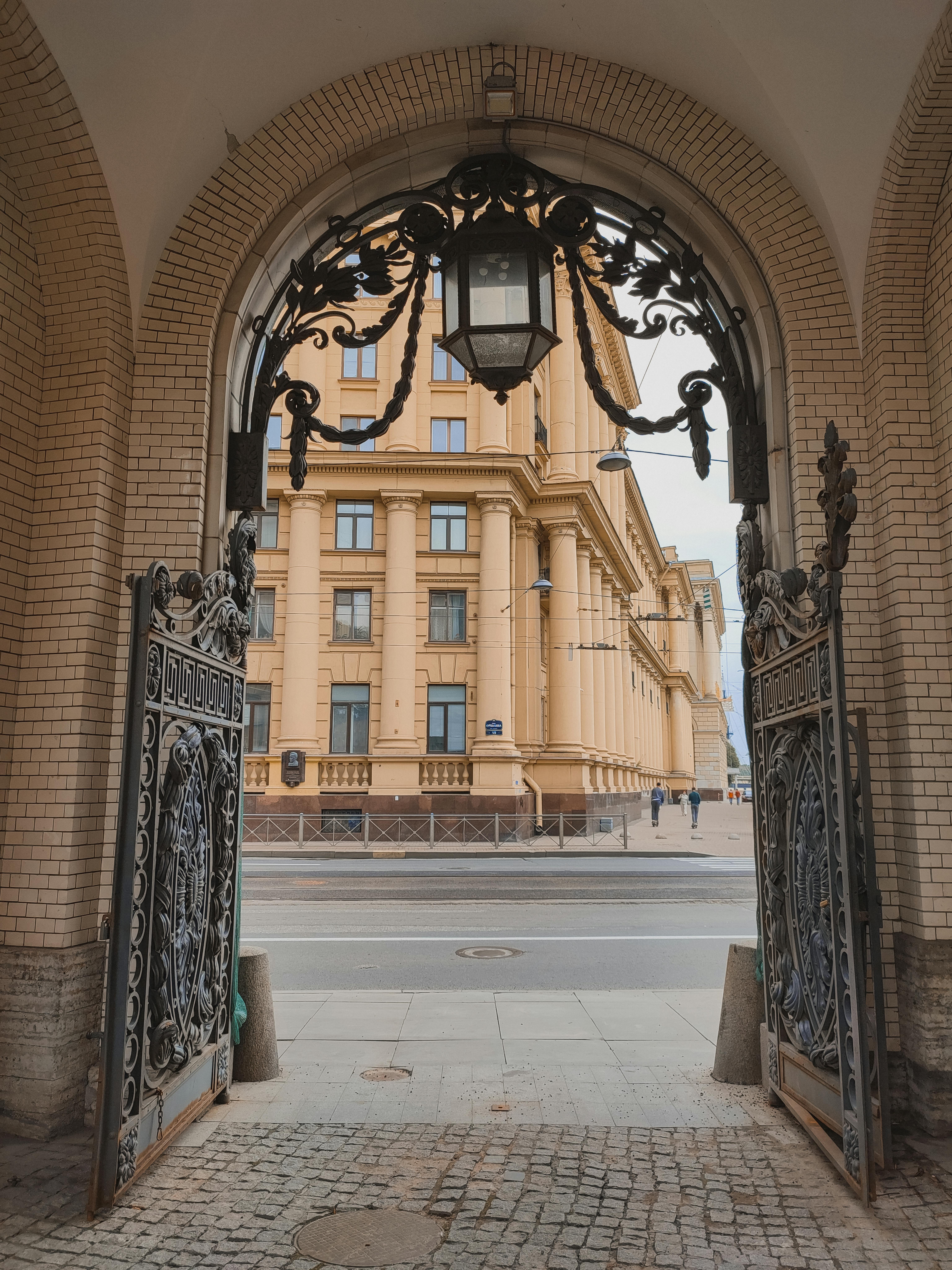 Arch Entrance of a Historical Building · Free Stock Photo