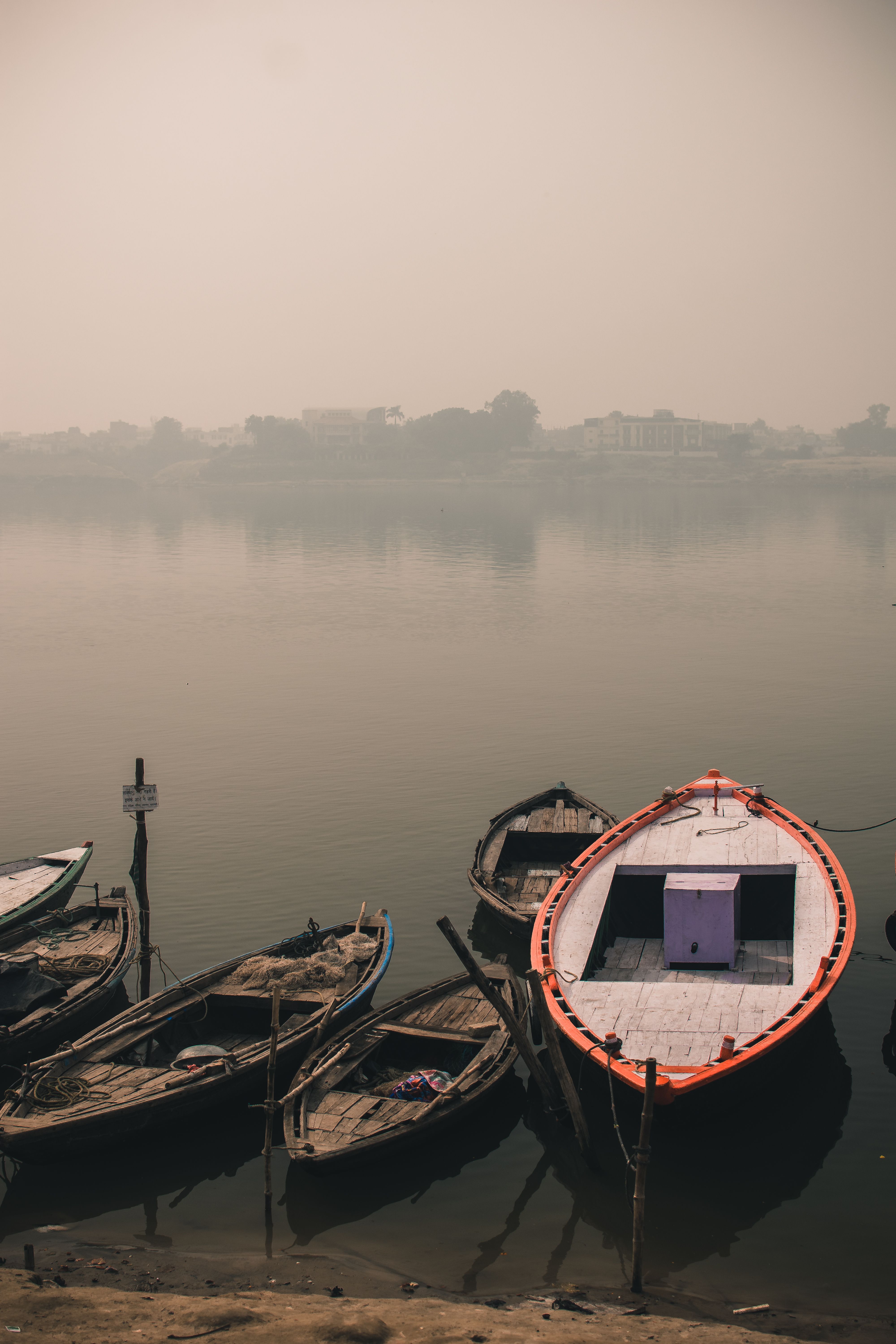 Boats Docked on a Shore · Free Stock Photo