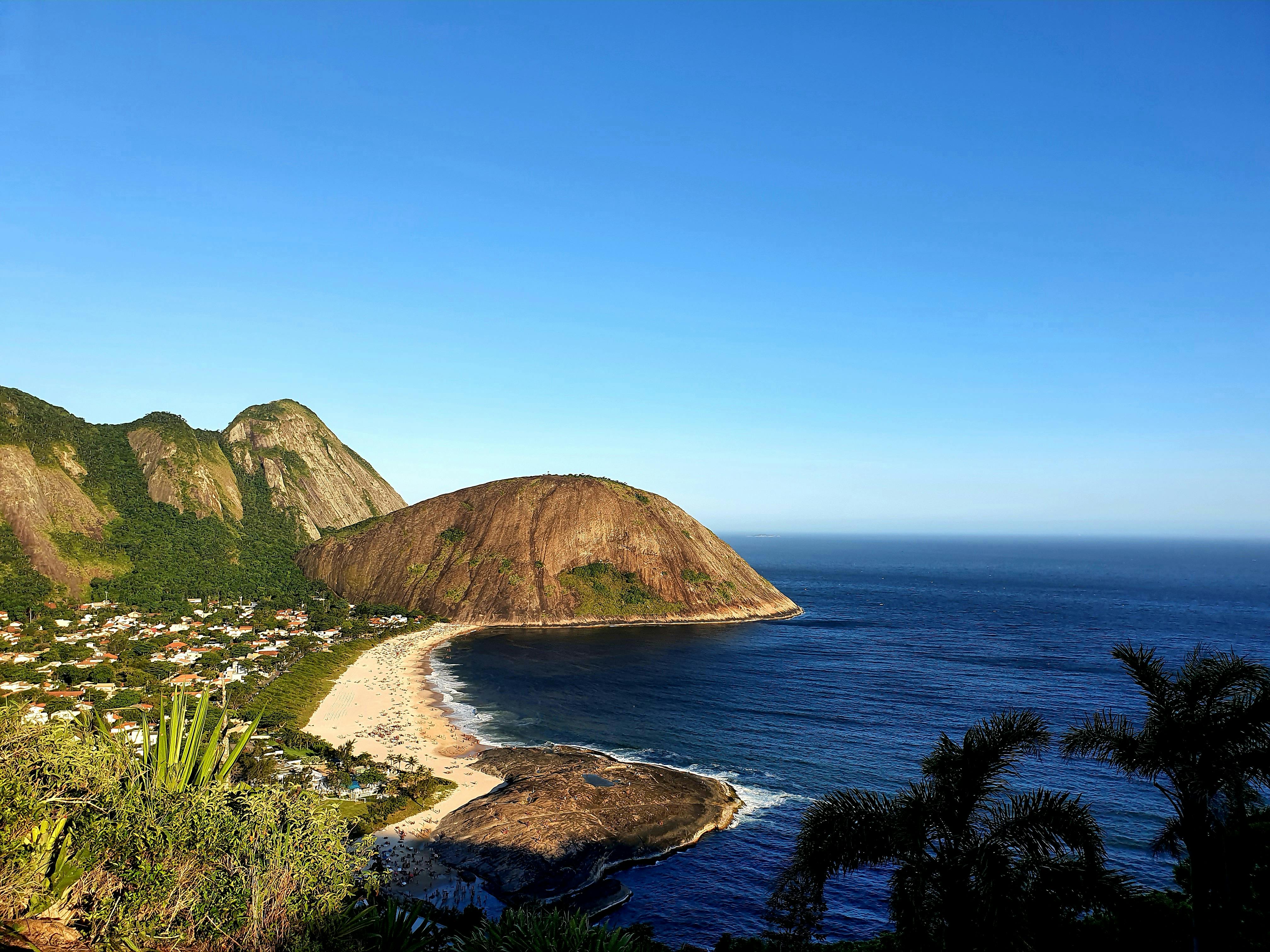 Beach on Mountainside · Free Stock Photo