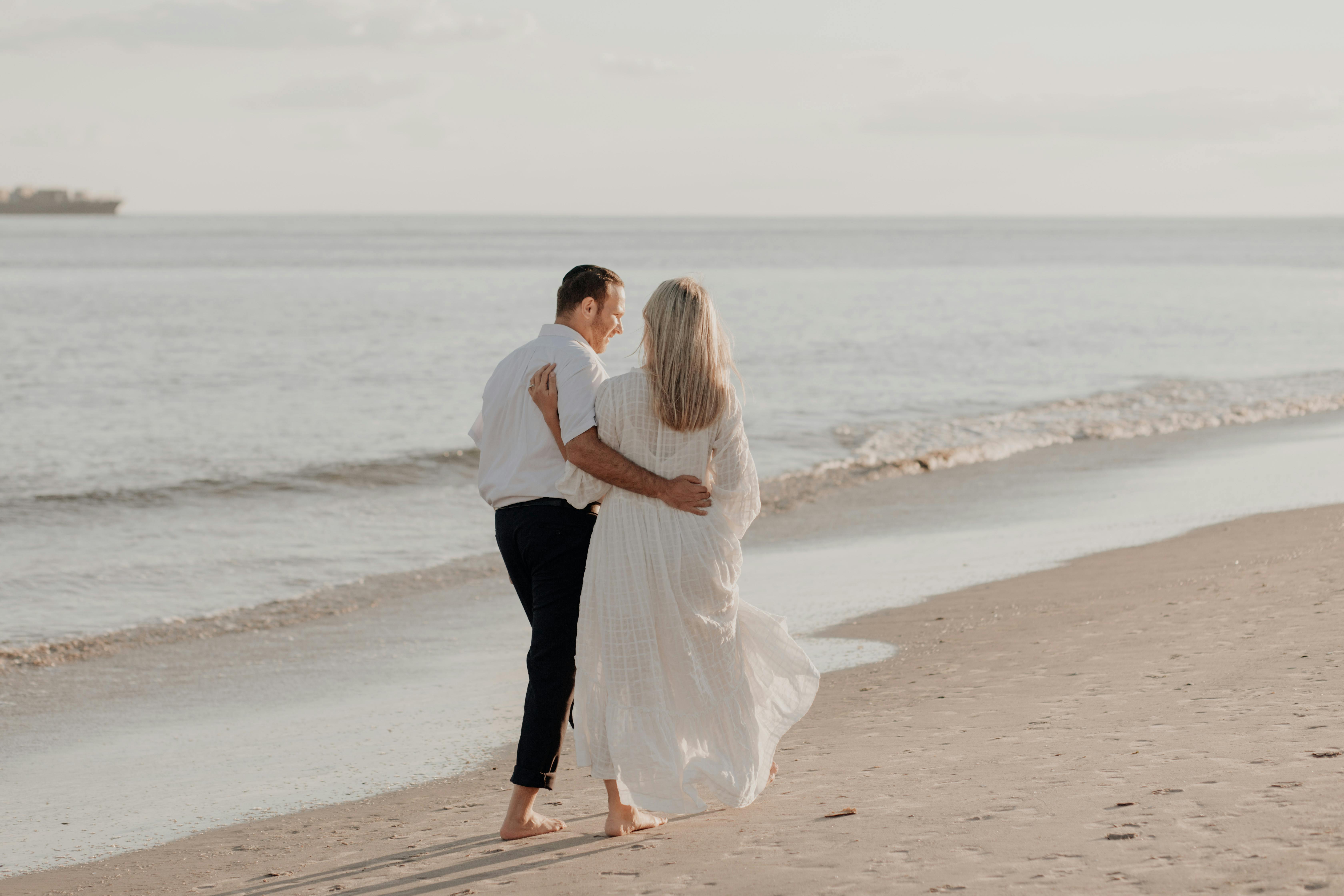 Couple In The Sea Photos, Download Free Couple In The Sea Stock Photos ...
