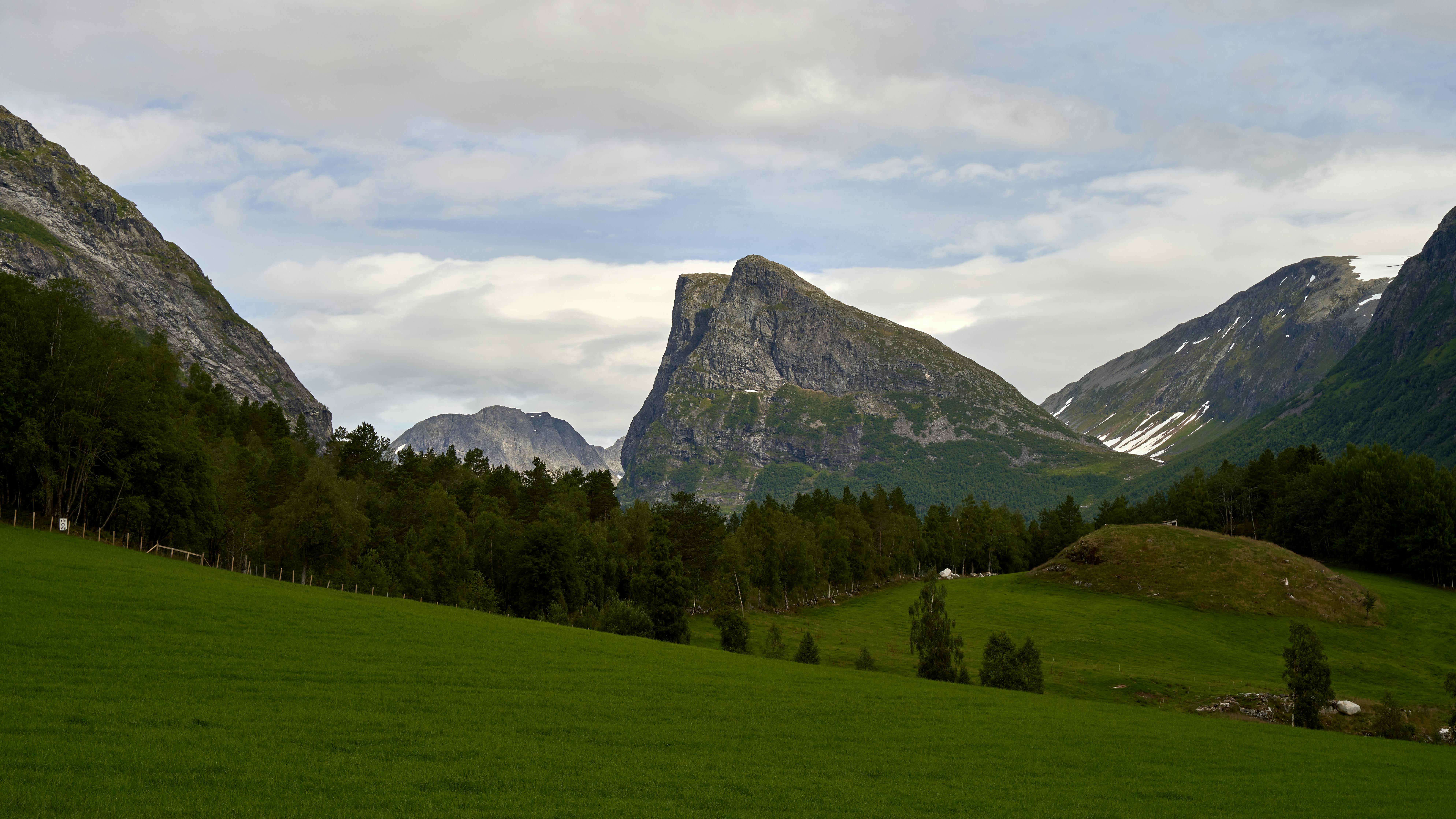 A Verdant Field near the Mountains · Free Stock Photo