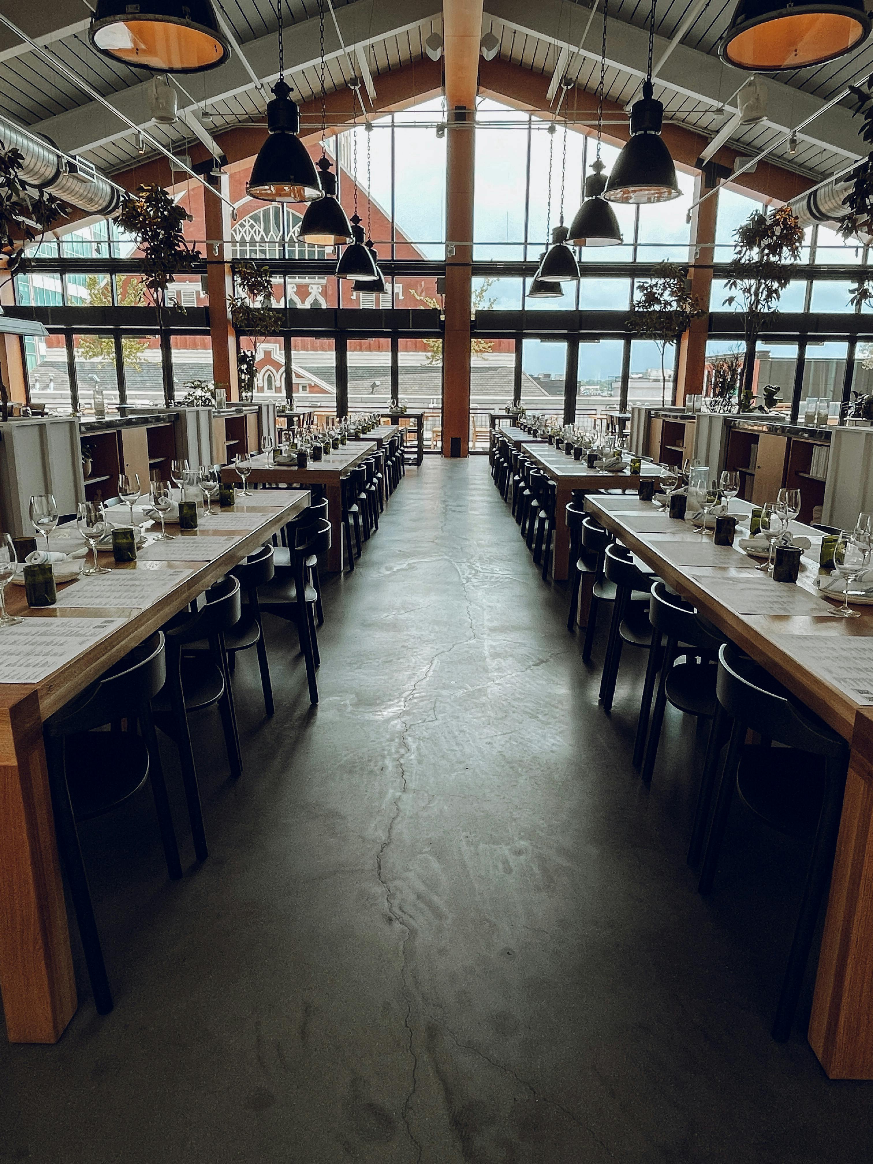 Table Setting in Luxurious Restaurant · Free Stock Photo