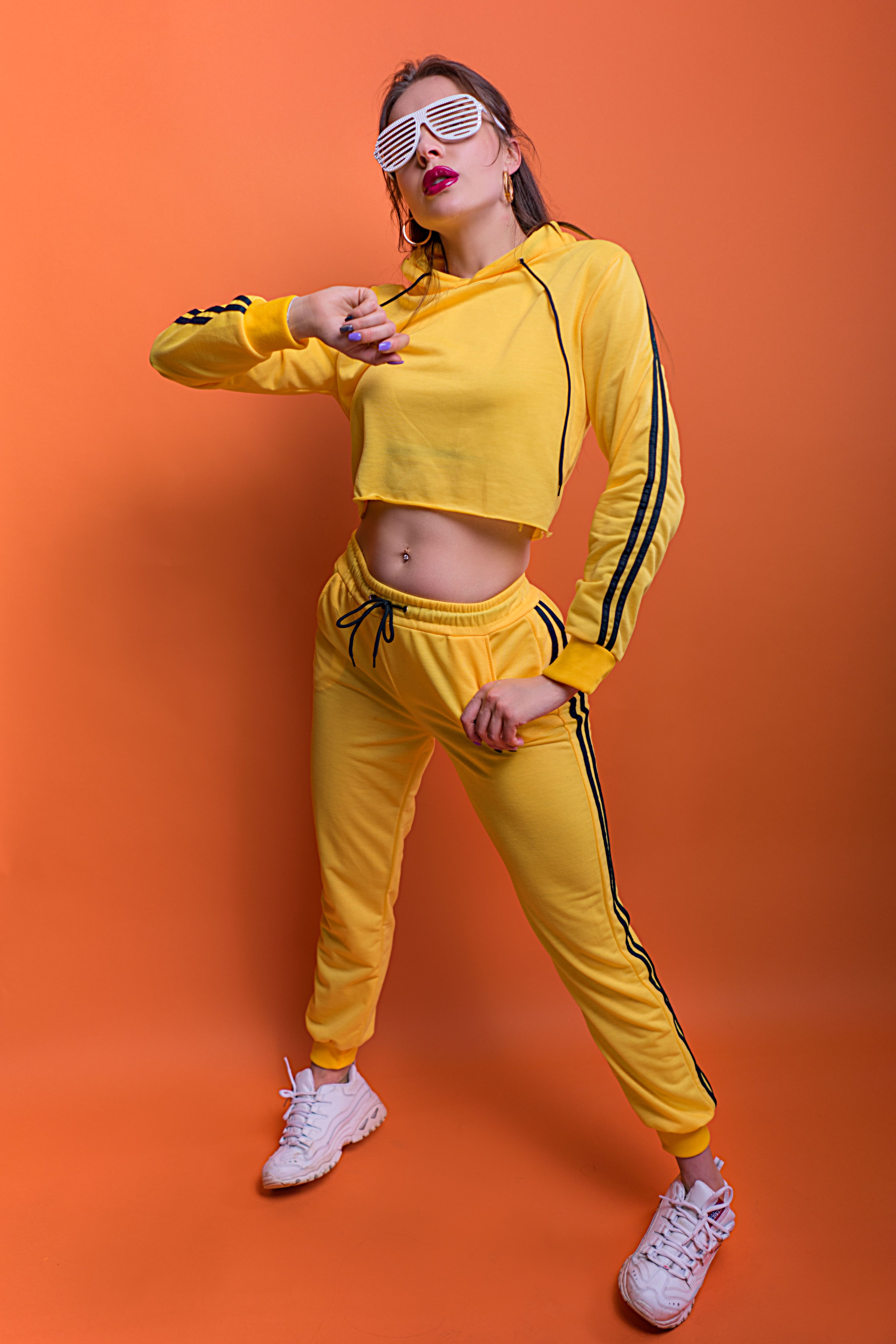 Foto profissional gratuita de abdômen, amarelo, atitude, batom vermelho ...
