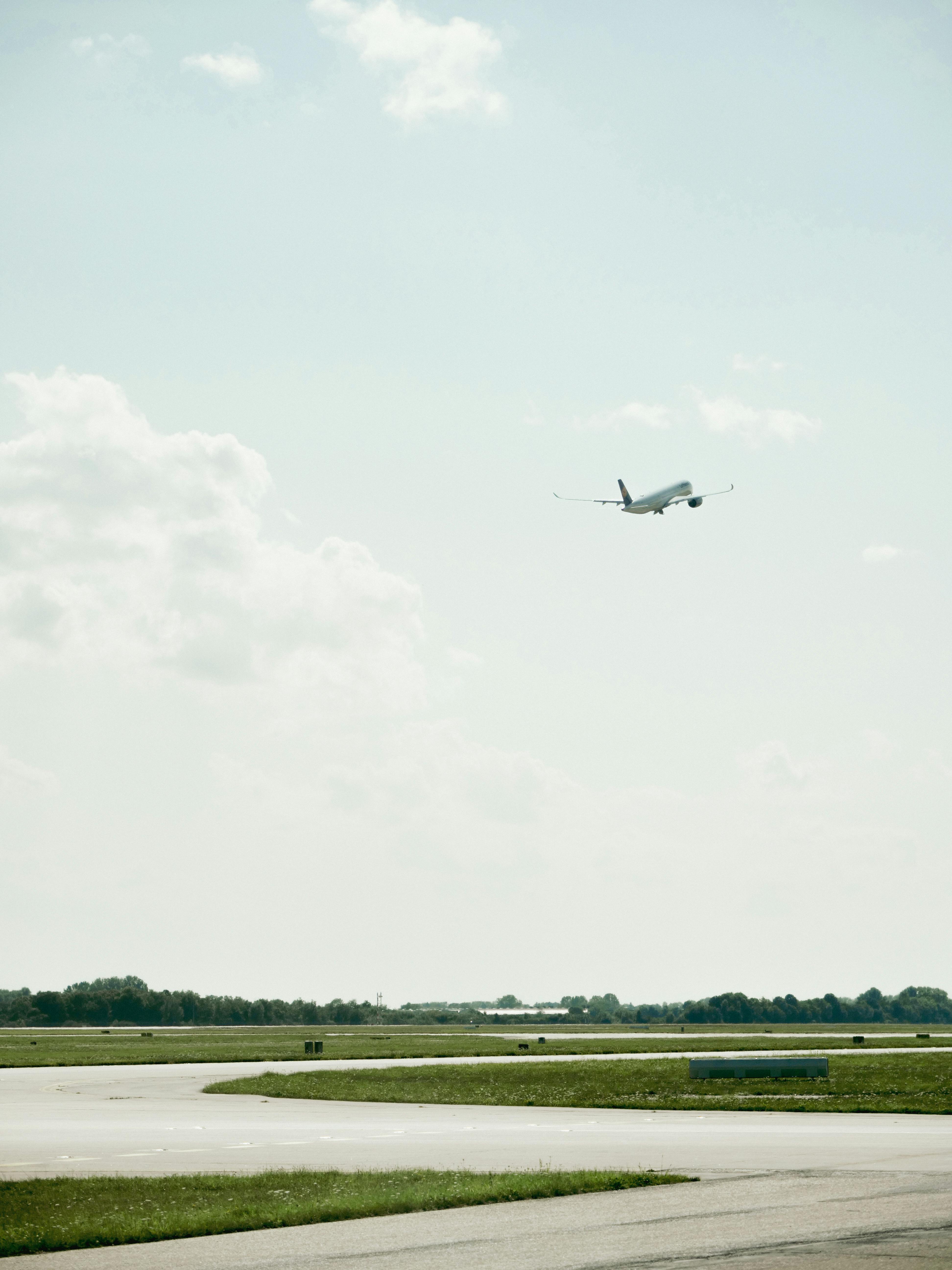 10,000+ Best Airplane Flying Photos · 100% Free Download · Pexels Stock ...