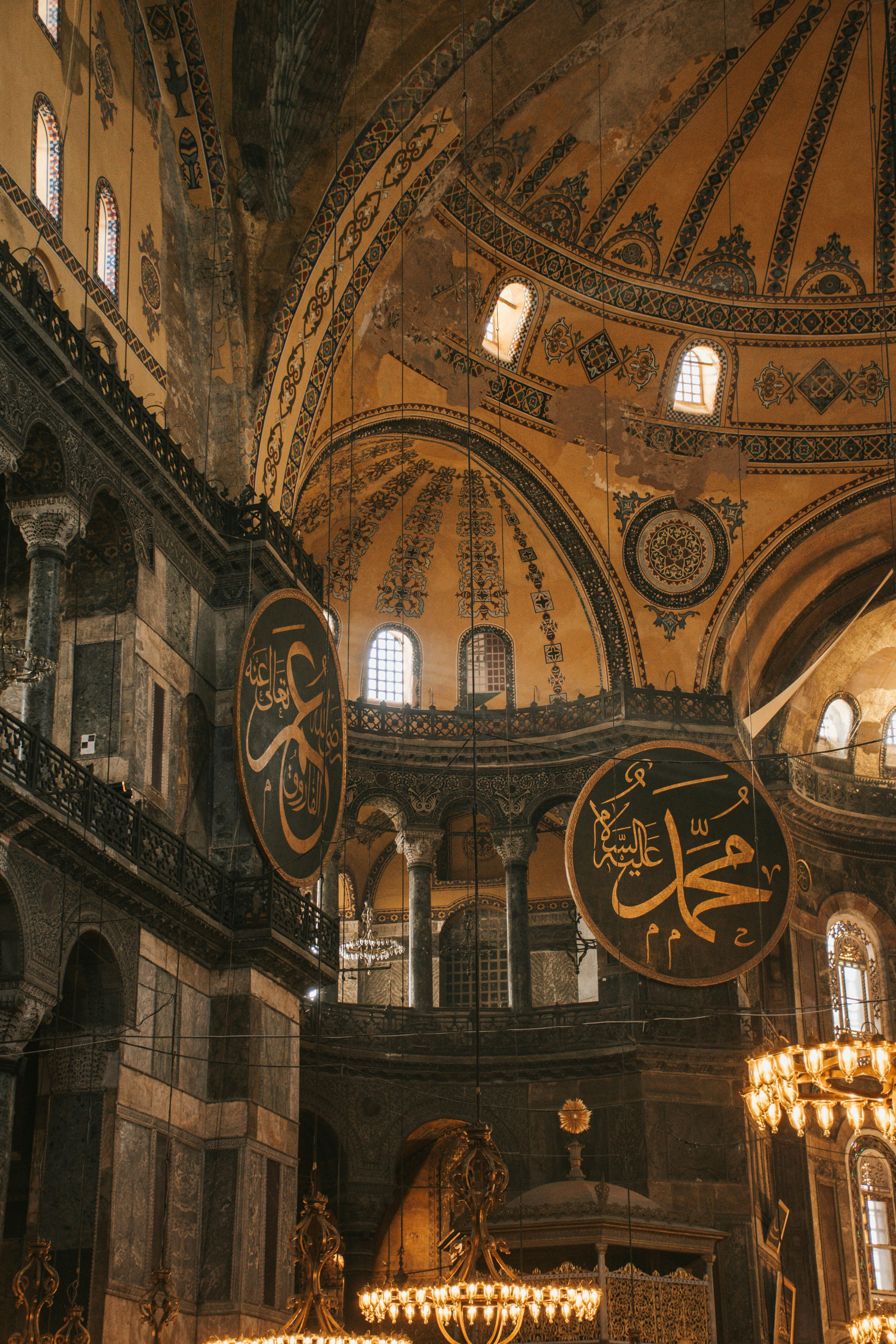 Interior of spacious majestic ancient mosque · Free Stock Photo