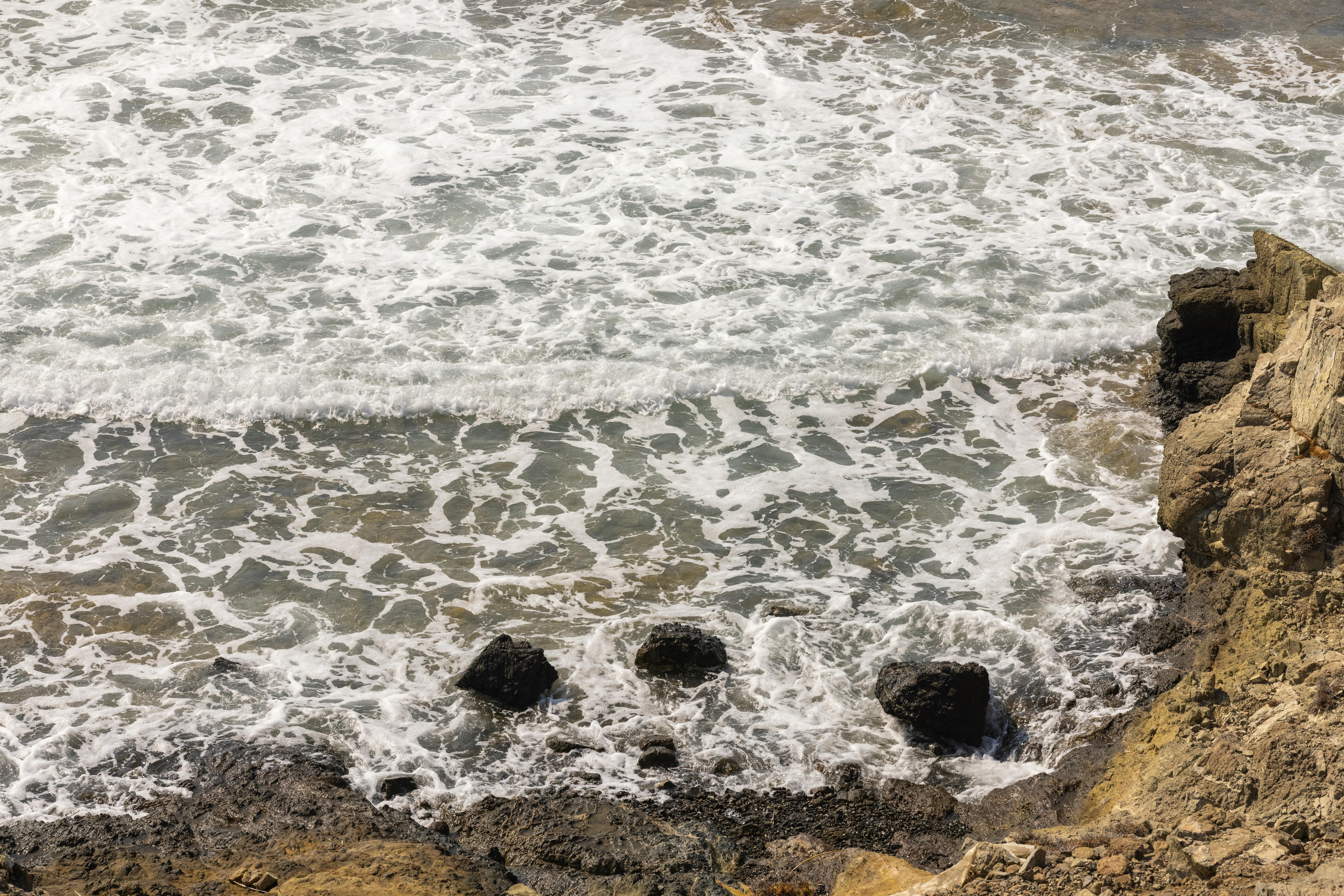 Seawaves on Sands · Free Stock Photo