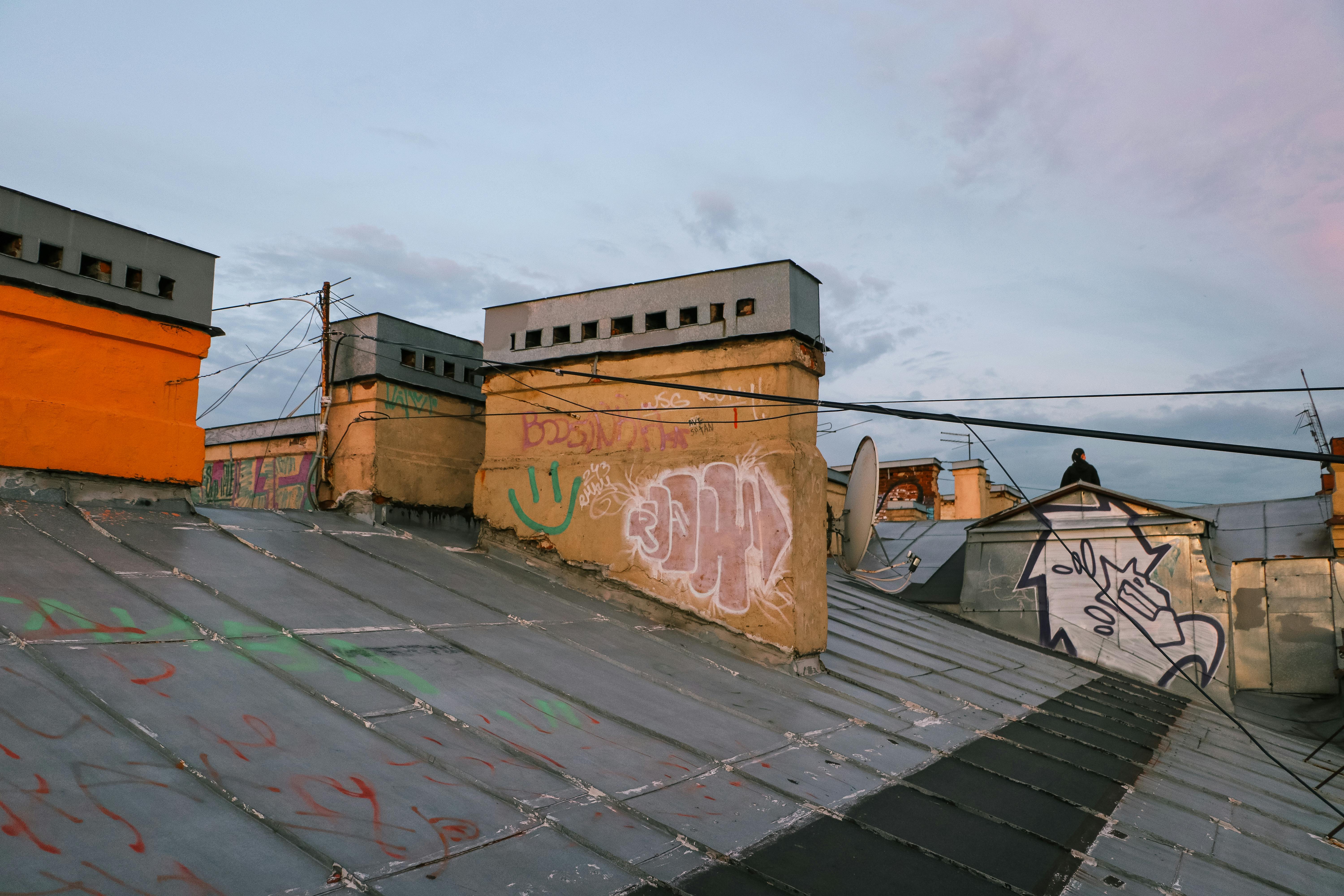 Graffiti on Building Roof · Free Stock Photo