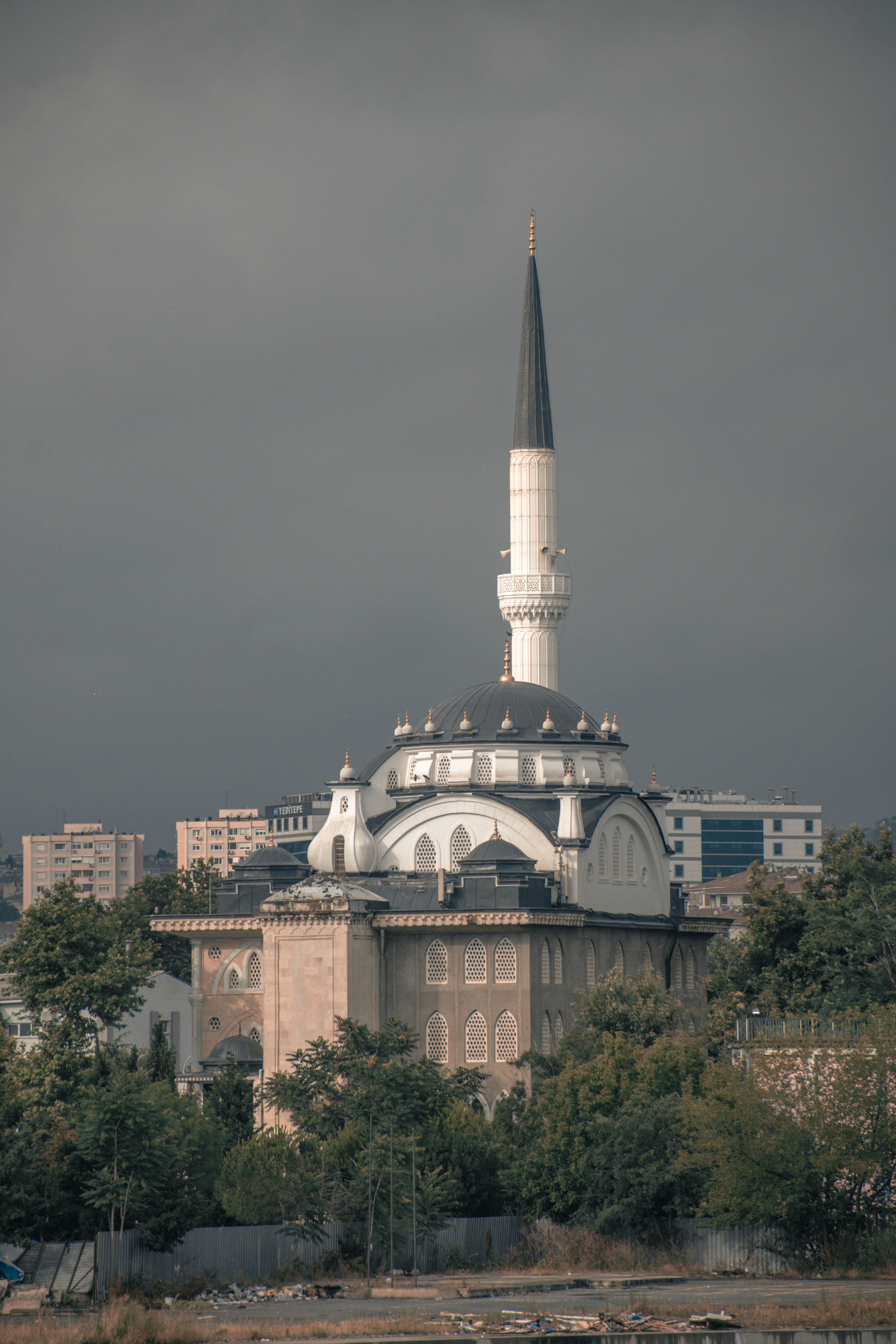 Minaret and City Buildings · Free Stock Photo
