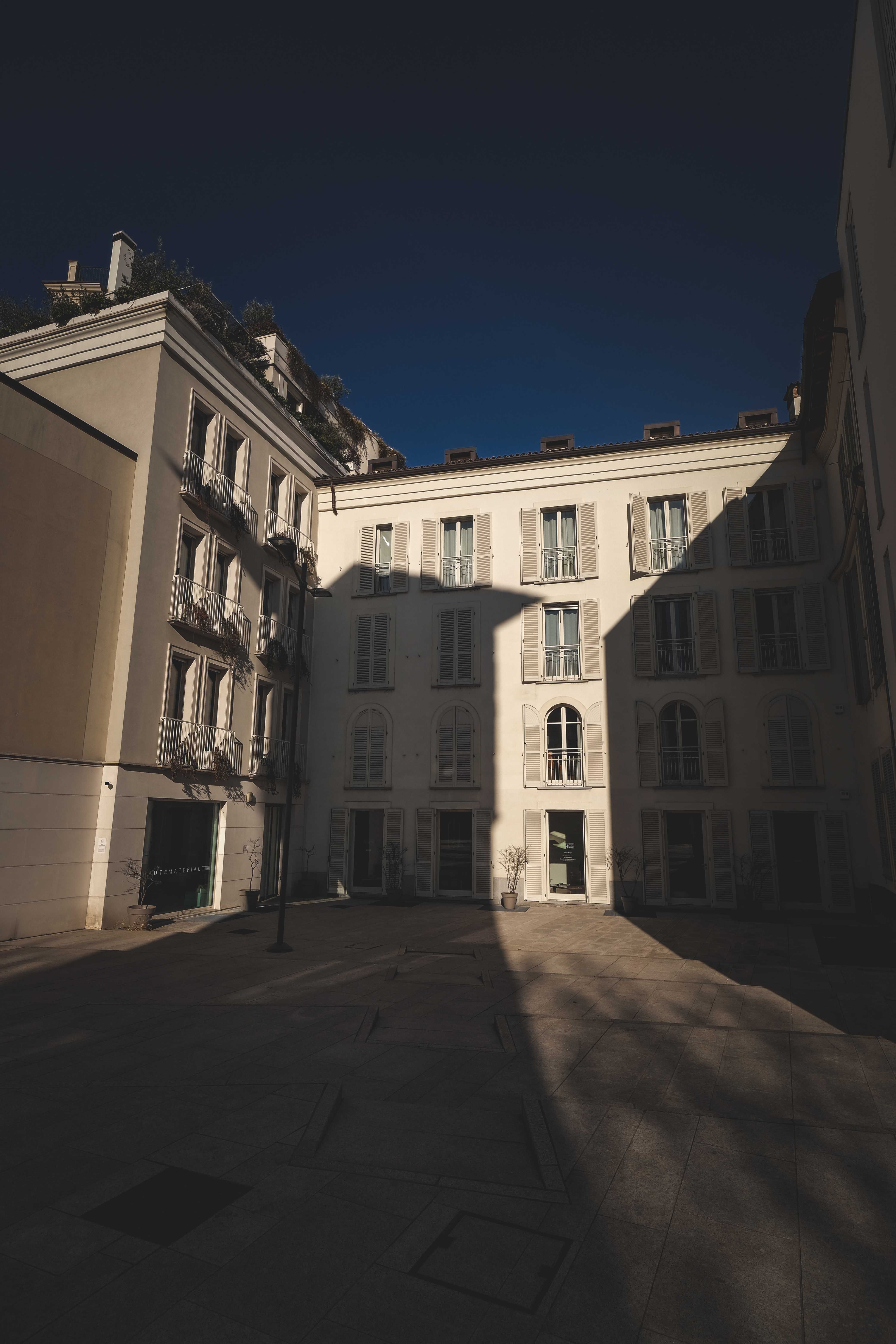 Shadow on a Building's Facade · Free Stock Photo