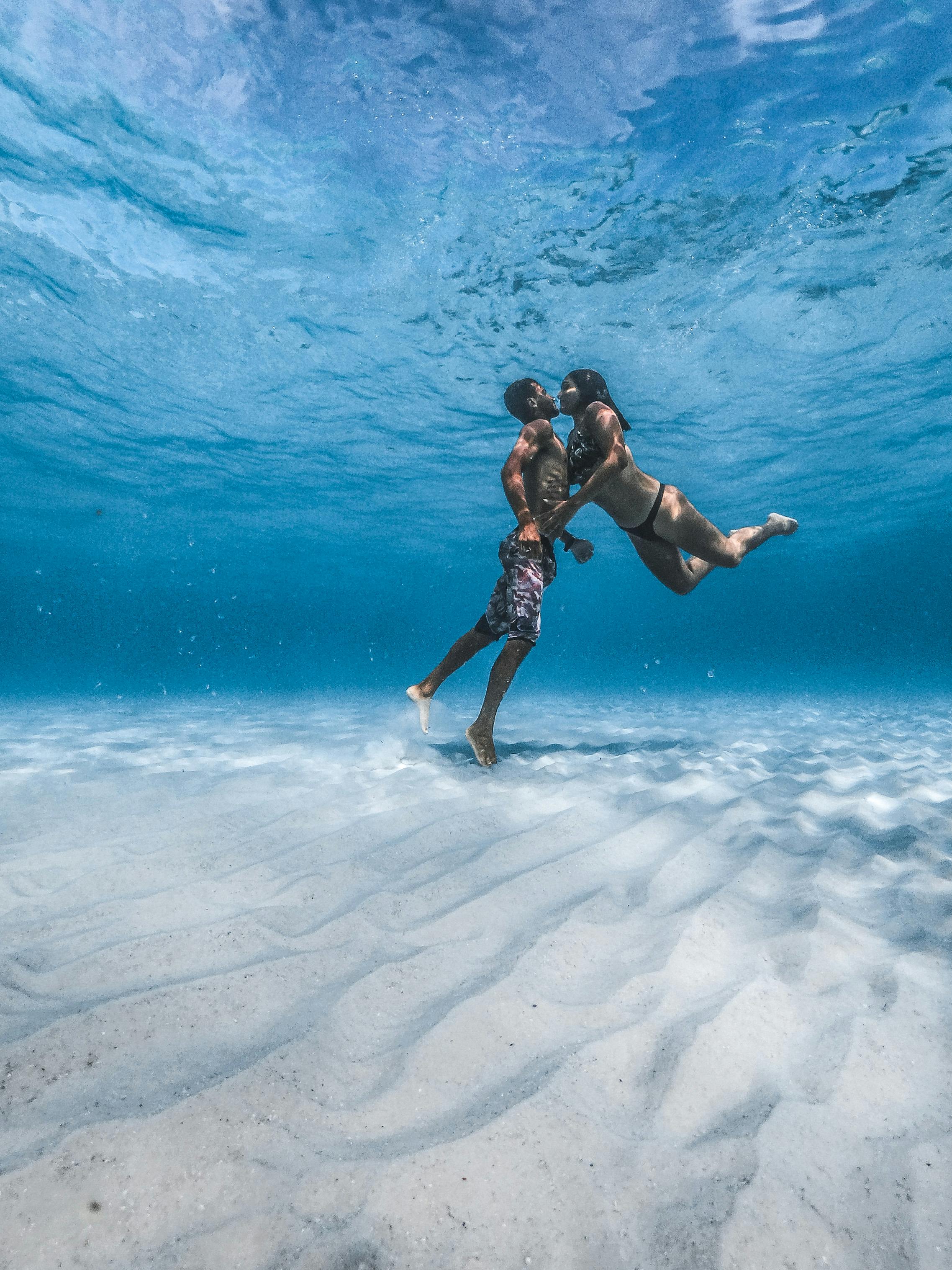 Couple Kissing under Water · Free Stock Photo