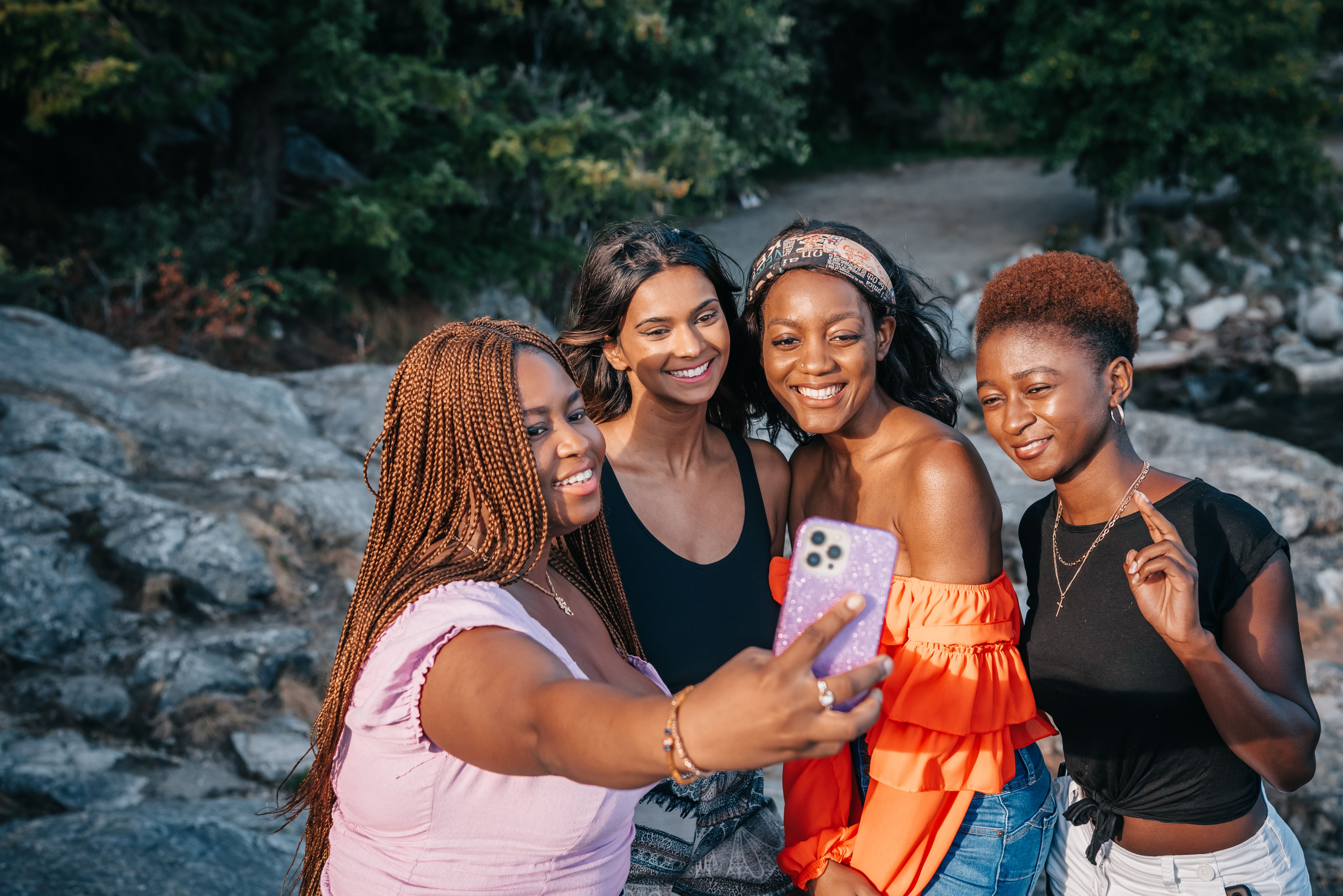 Teenagers Taking a Groupfie · Free Stock Photo