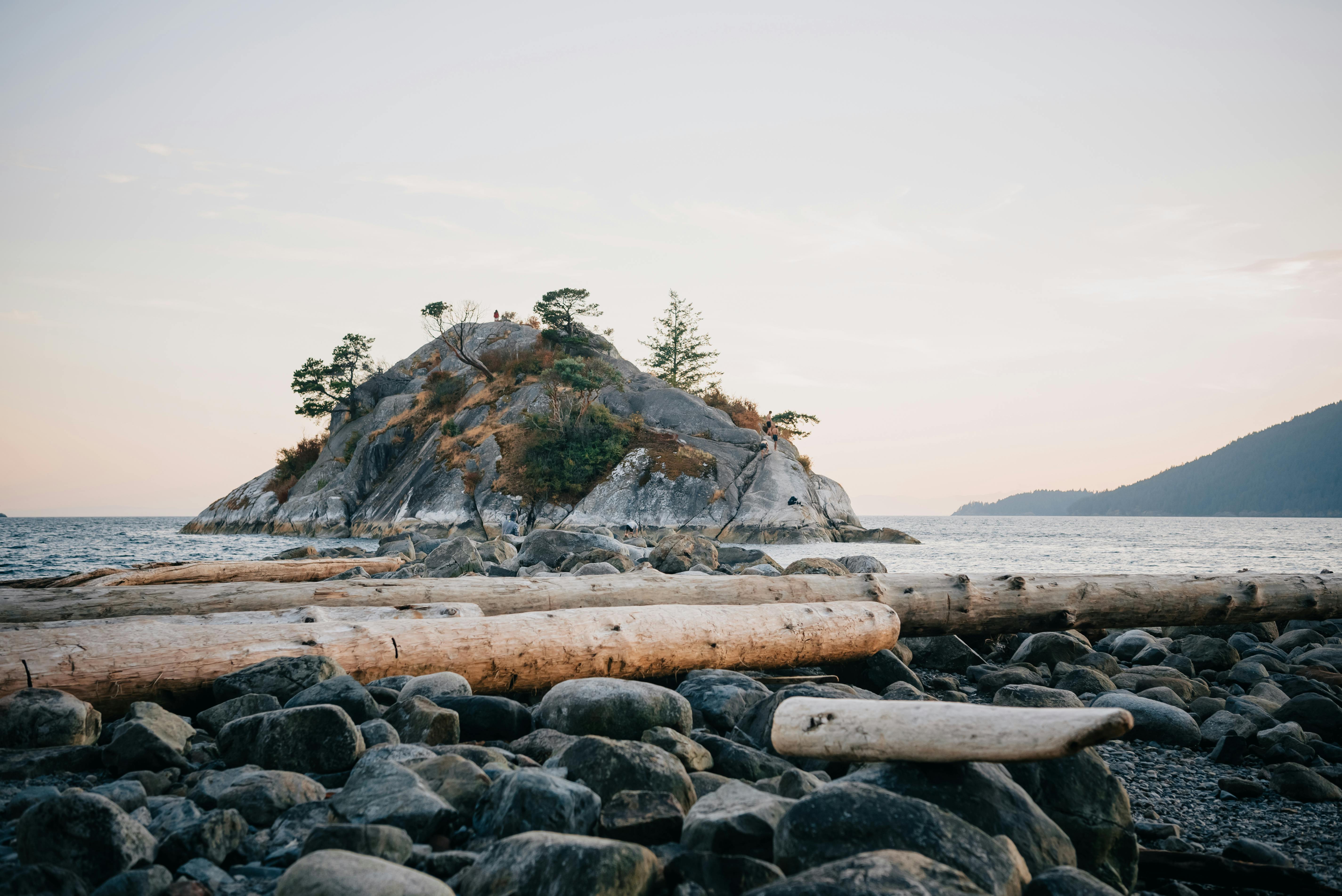 Rock Formation Near the Shore · Free Stock Photo