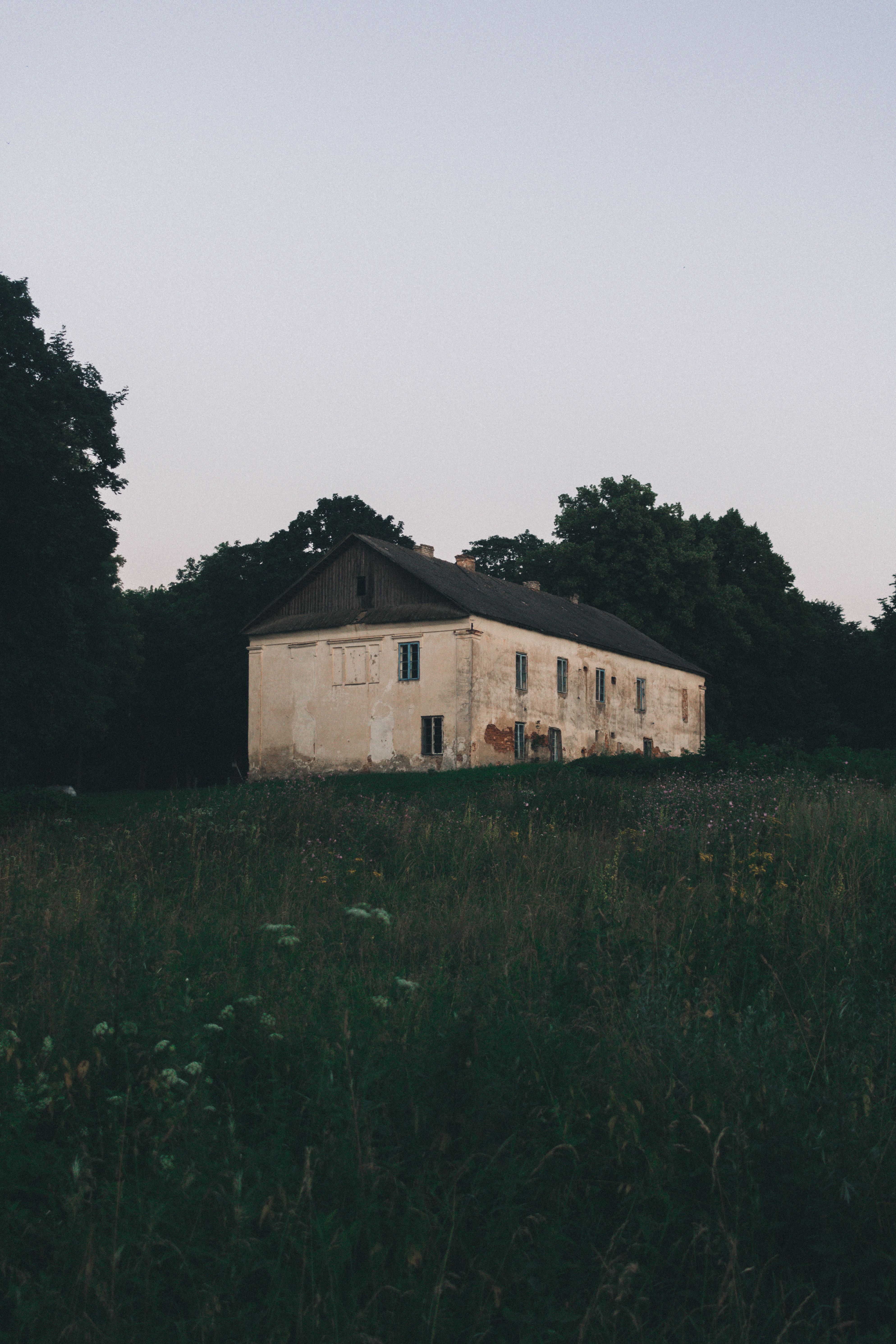 A Building in a Field · Free Stock Photo
