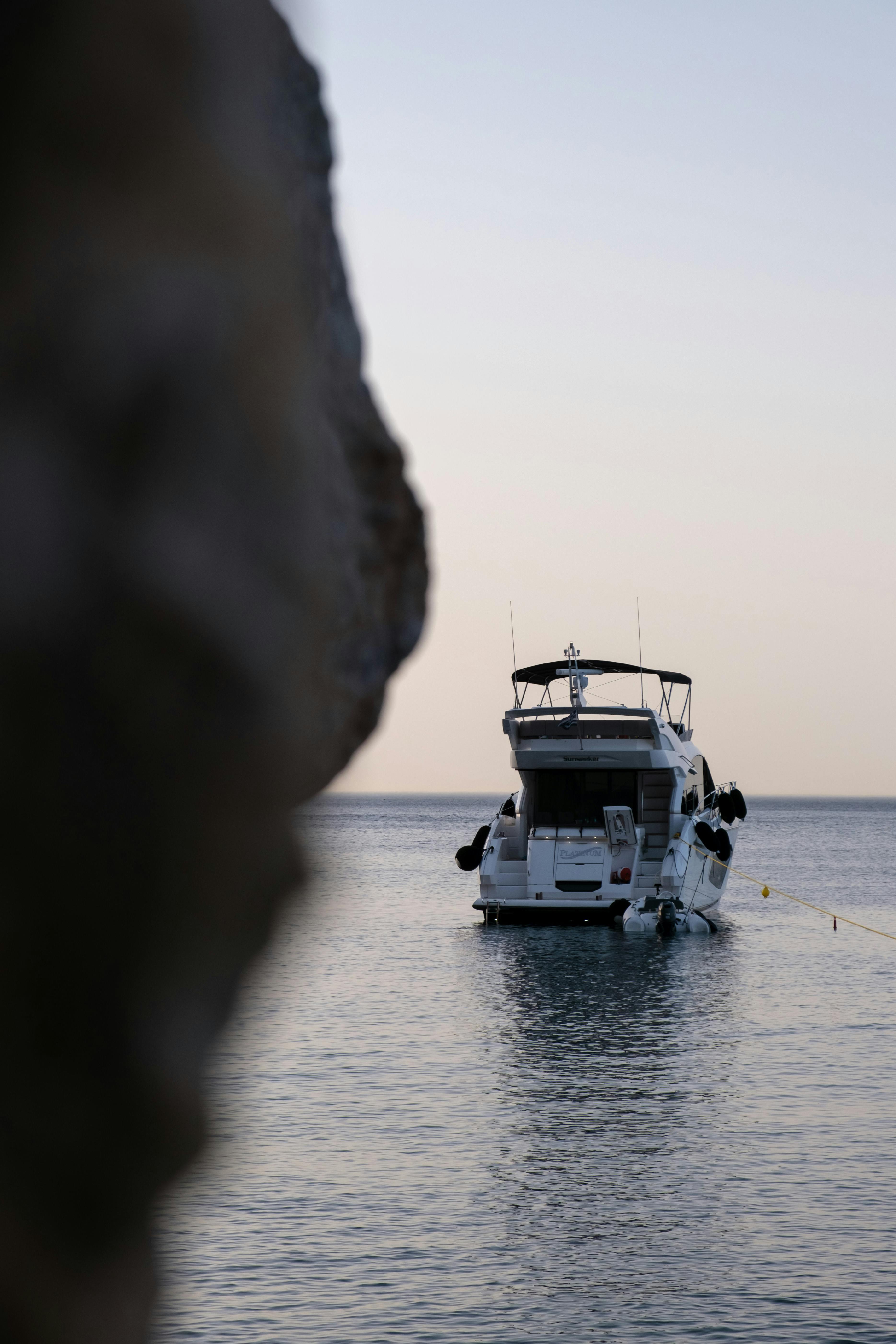 Barco Navegando No Oceano · Foto profissional gratuita