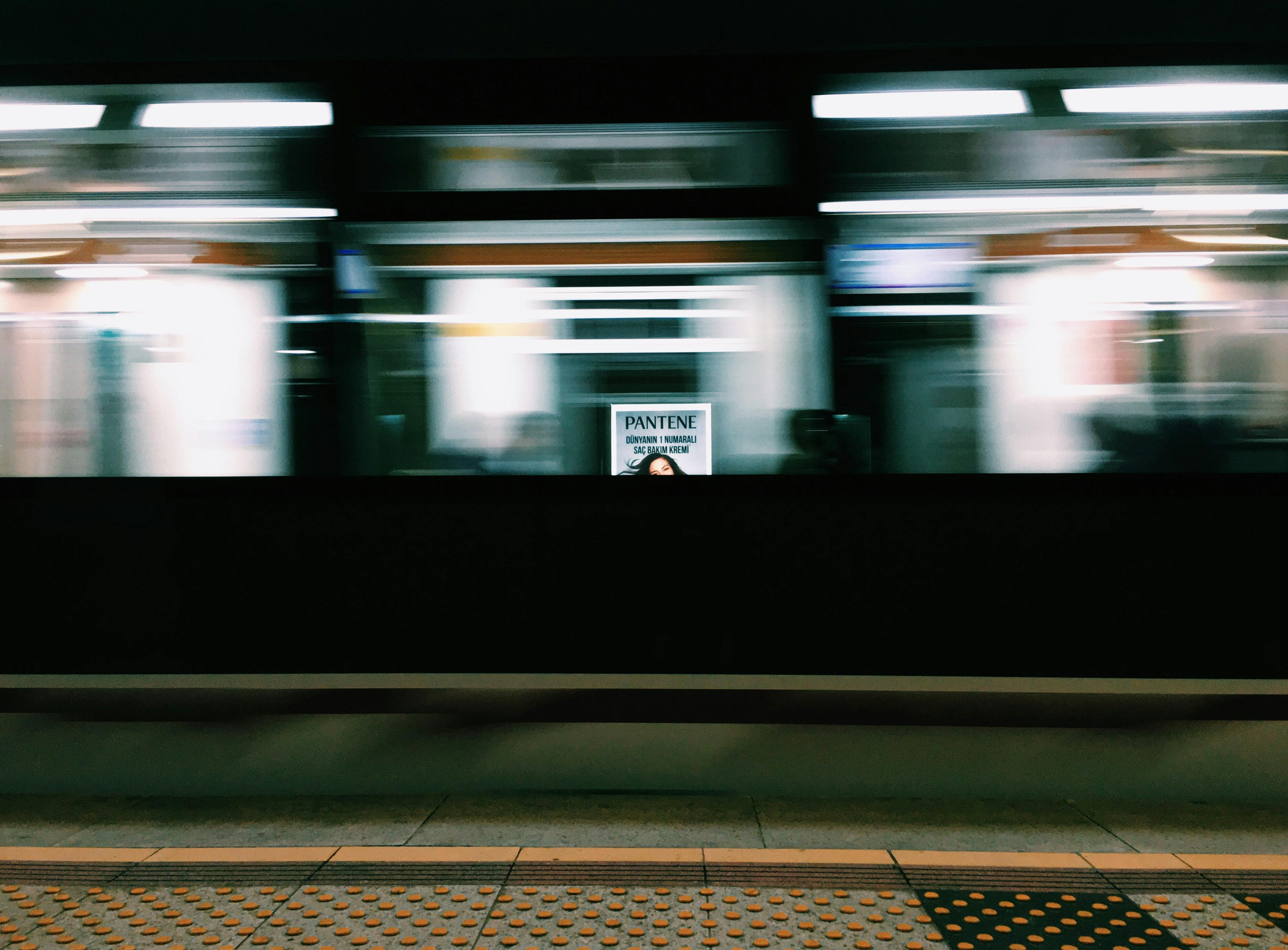 Subway Running on Platform · Free Stock Photo