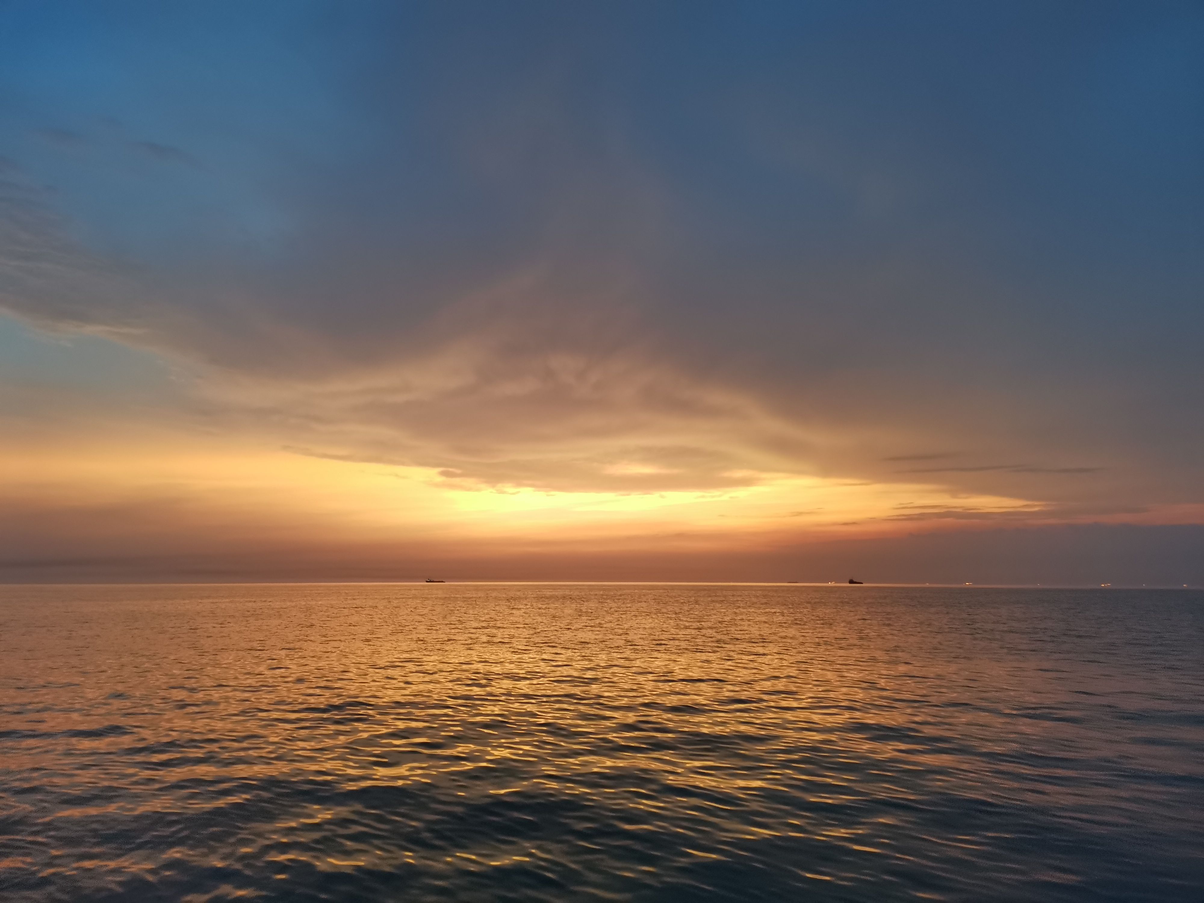 Cloudy Red Sky over Sea · Free Stock Photo