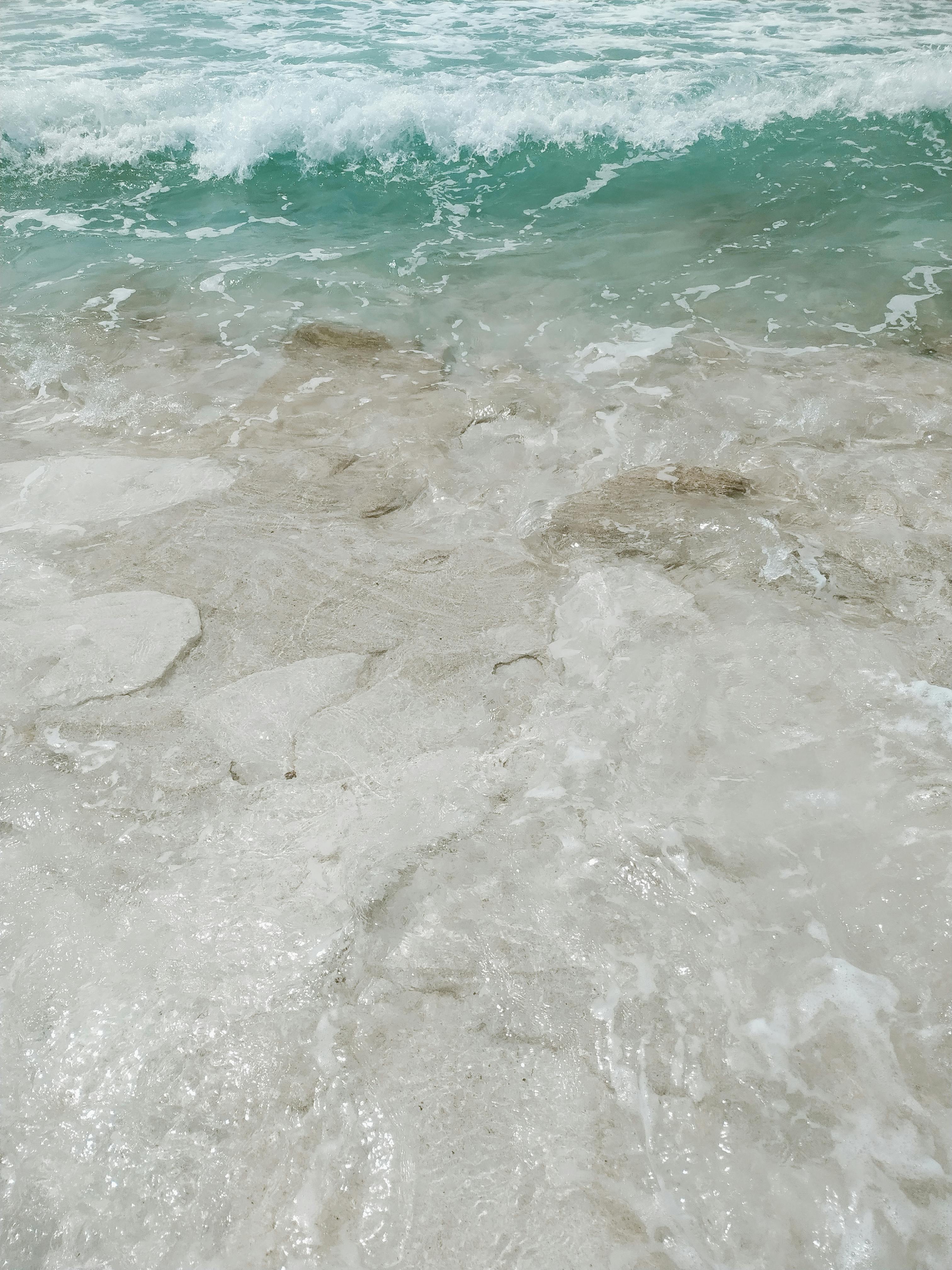 Waves on Shore · Free Stock Photo