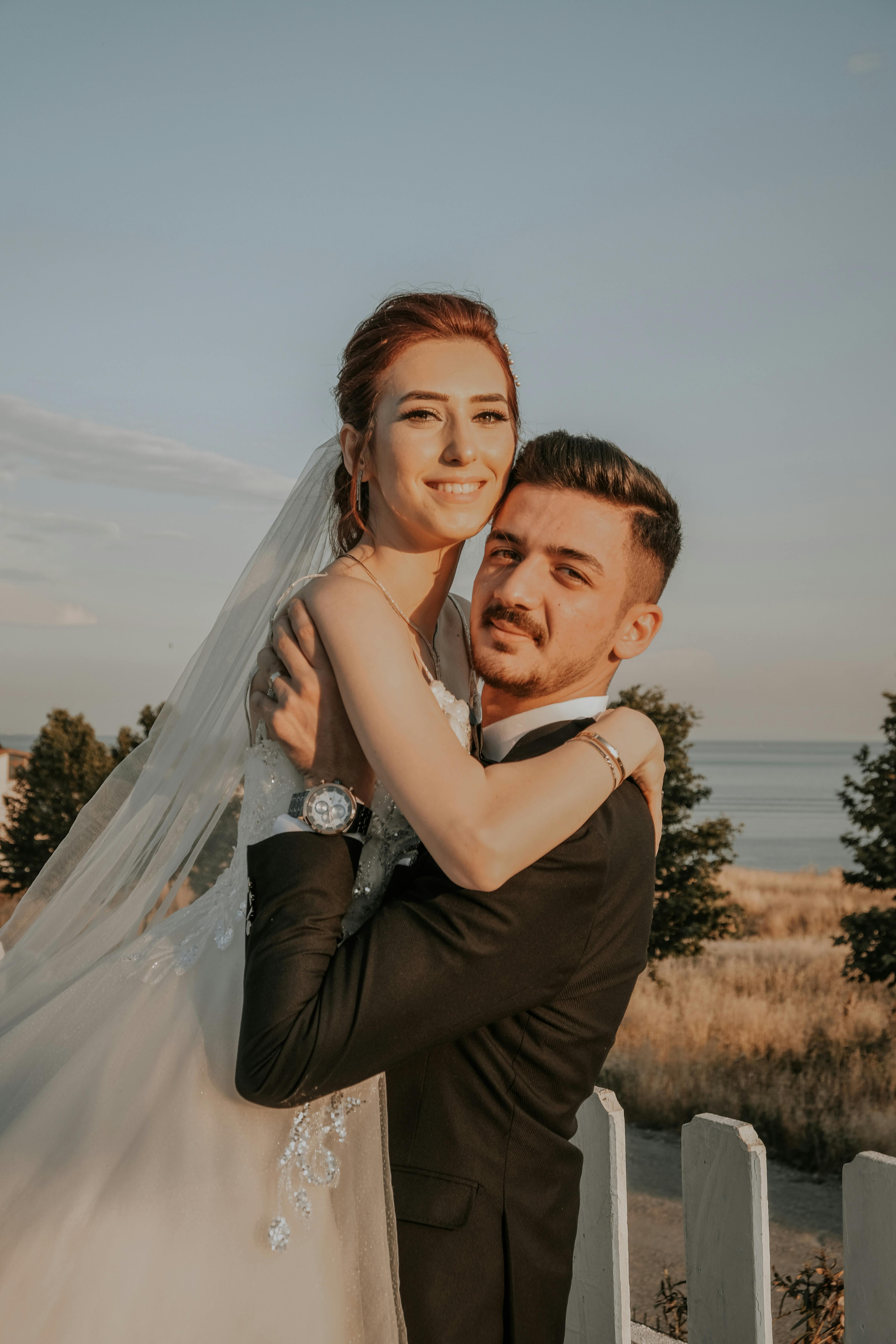 Groom Carrying the Bride and Smiling · Free Stock Photo