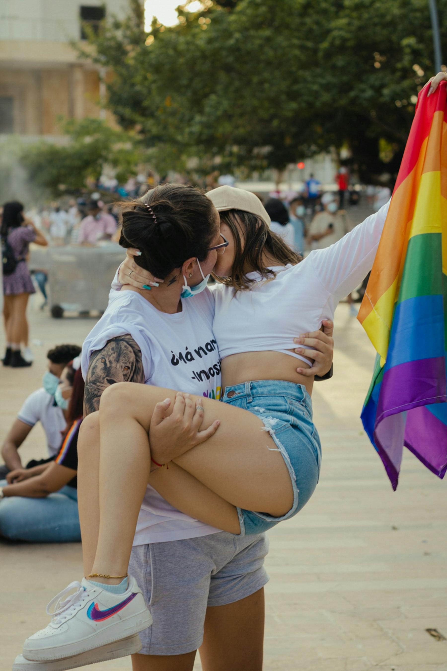 Adorable Lesbian Couples Kissing
