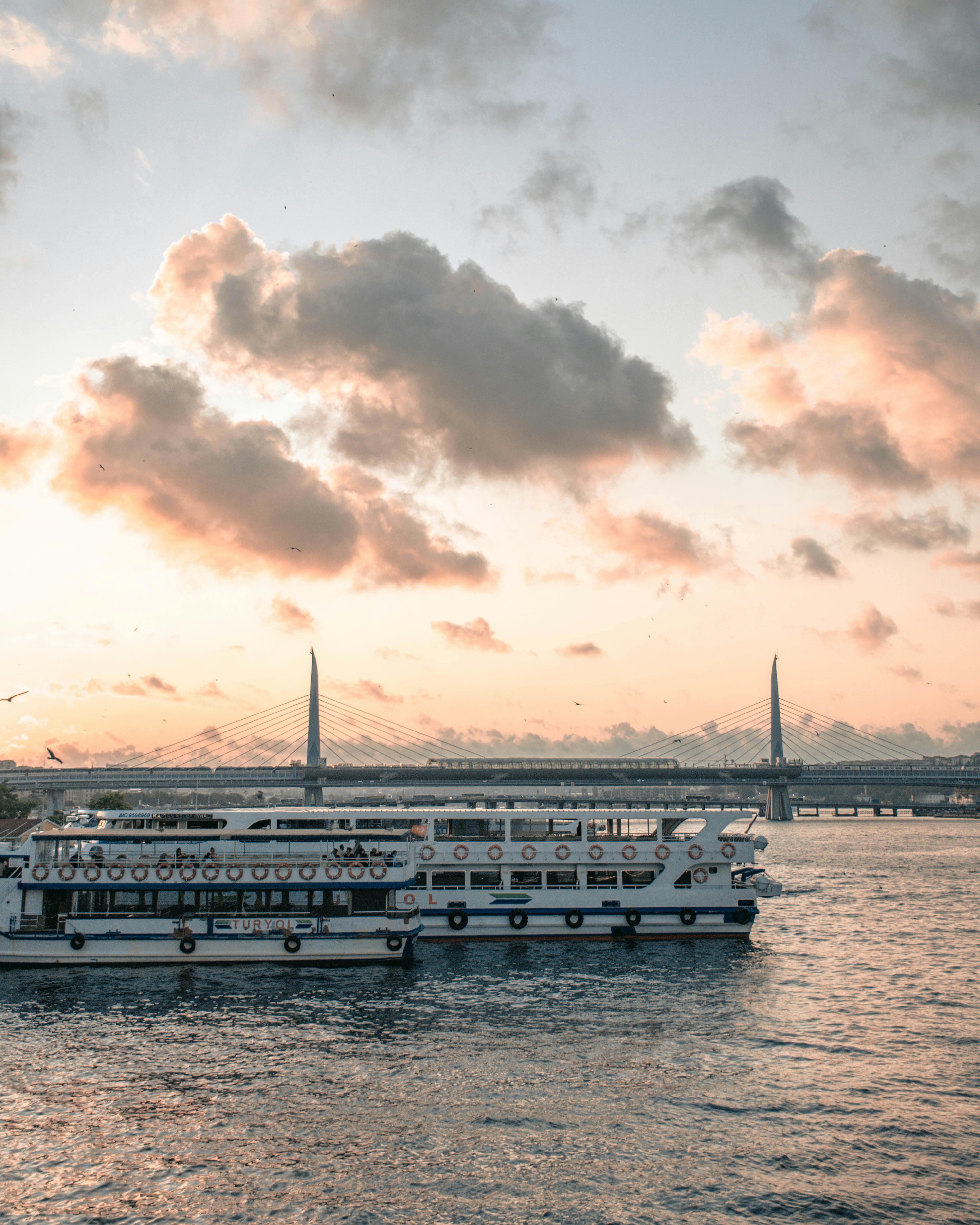 An Aquabus Ferry on the Ottawa River · Free Stock Photo