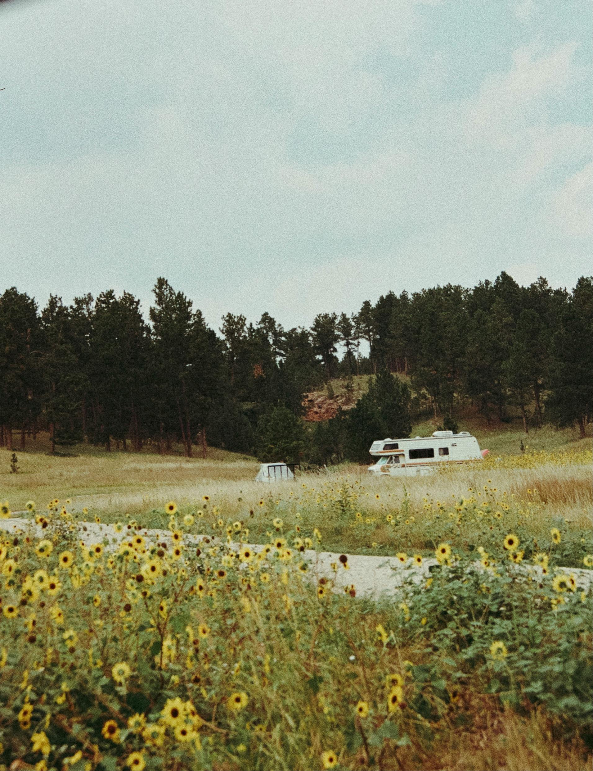 A Camper Van on the Countryside · Free Stock Photo