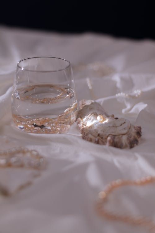 고요한 깨끗한 유리 내부 설정 럭셔리 물 유리 미니멀리스트 미니멀리즘 반사 보석 섬세한 소프트 포커스 수직