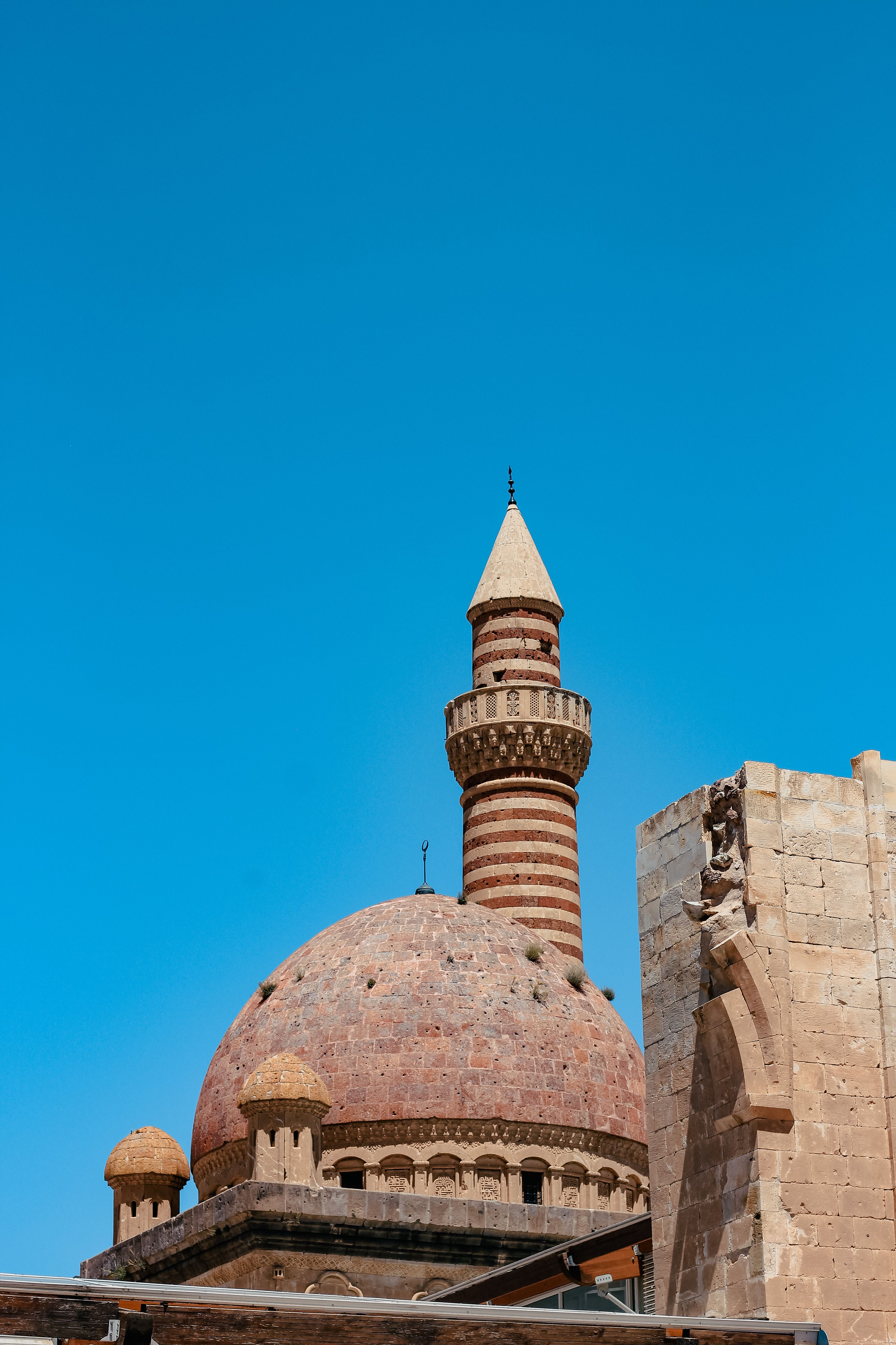 Mosque with Dome and Minaret · Free Stock Photo