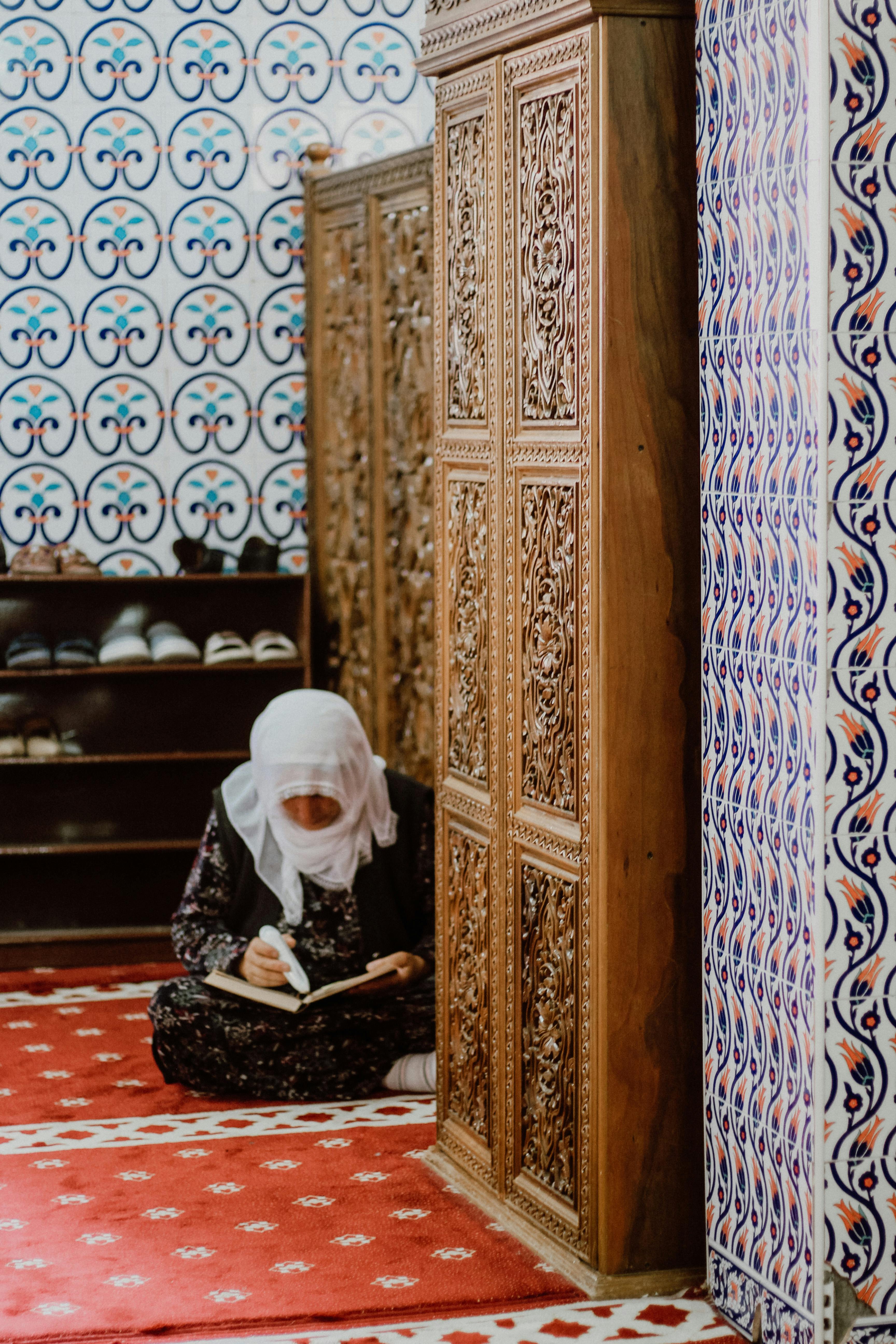 People Praying Inside Mosque with Pillars · Free Stock Photo