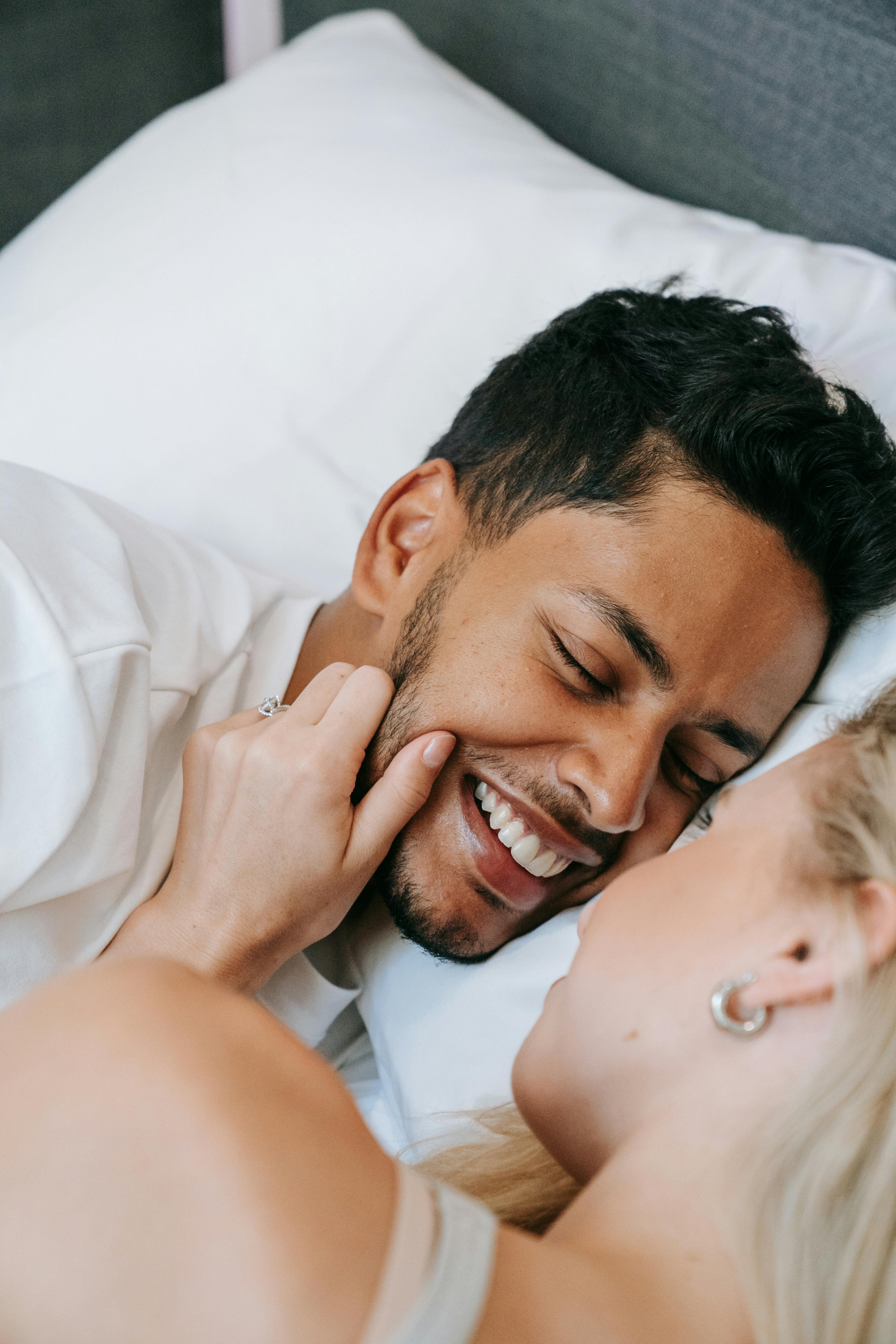 Foto de stock gratuita sobre abrazar, acostado, acurrucarse, adentro ...