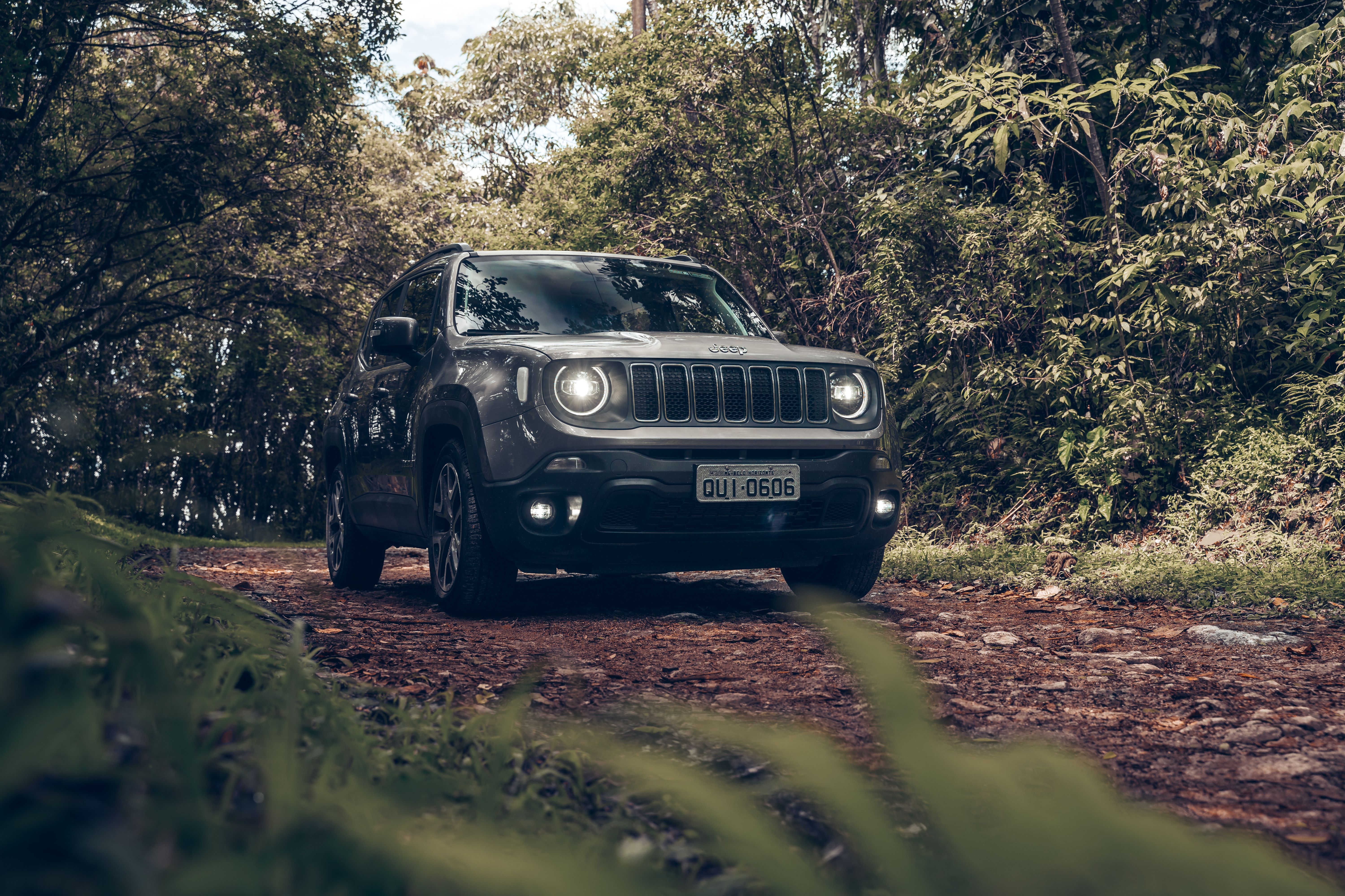 Gray SUV on Dirt Road · Free Stock Photo