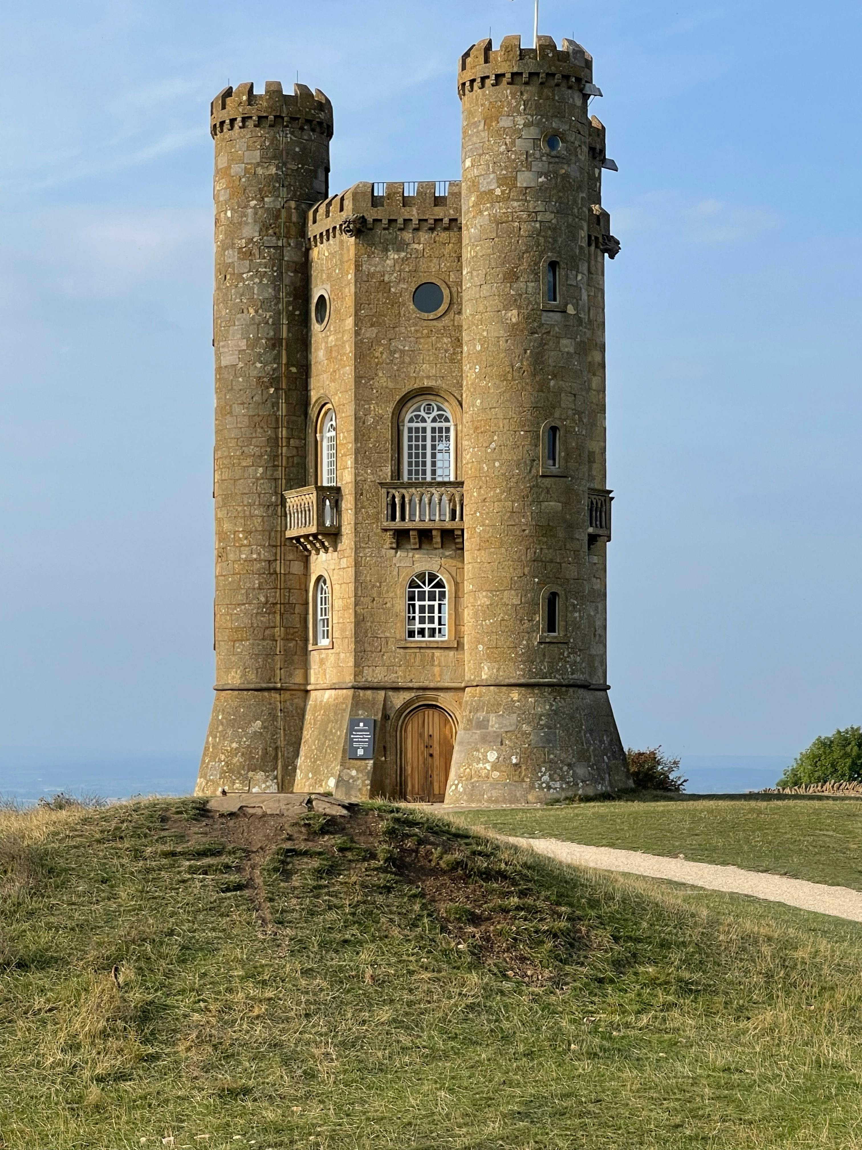 Broadway Tower Under Blue Sky · Free Stock Photo