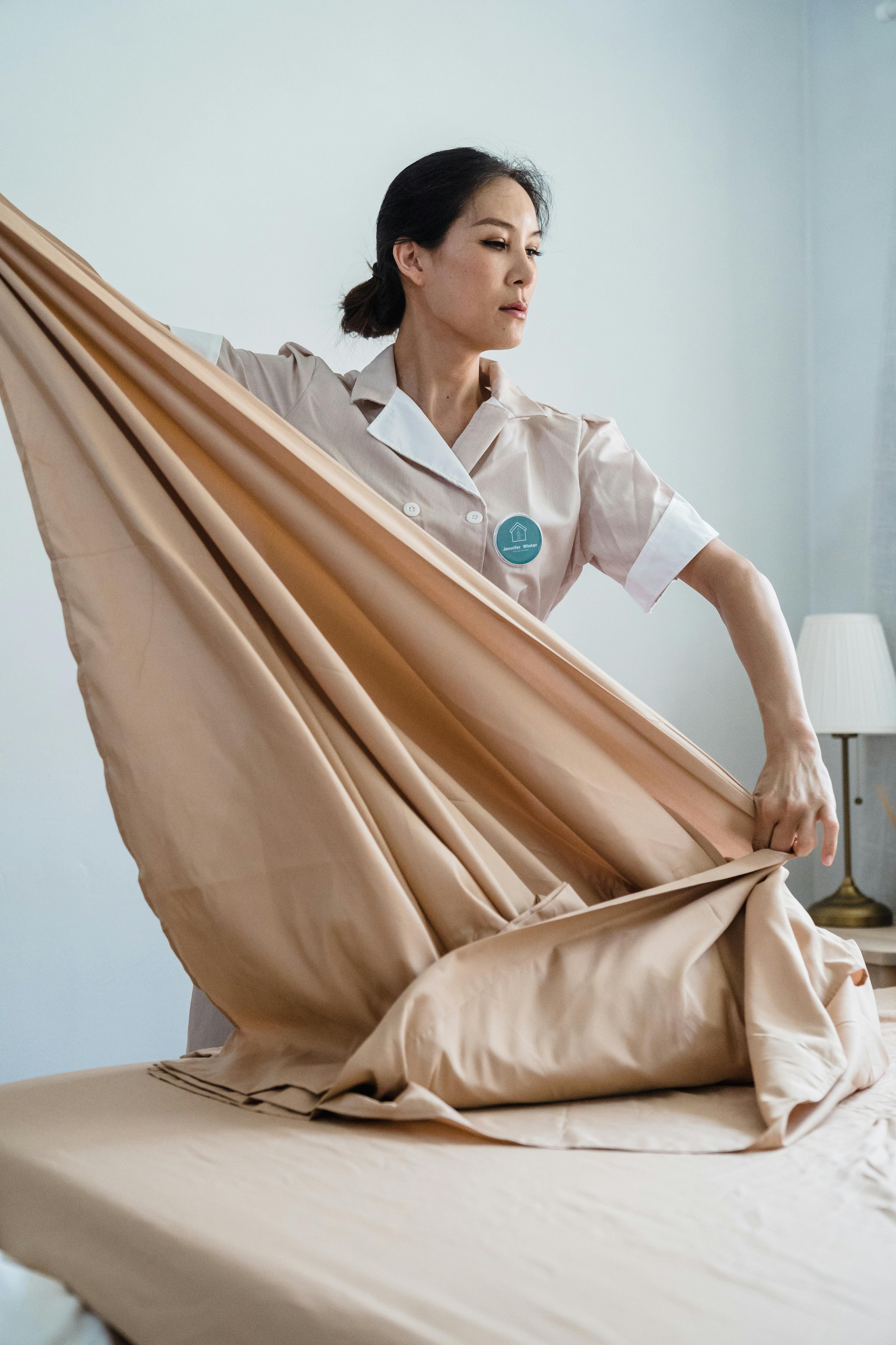 Making Bed Photos, Download The BEST Free Making Bed Stock Photos & HD ...