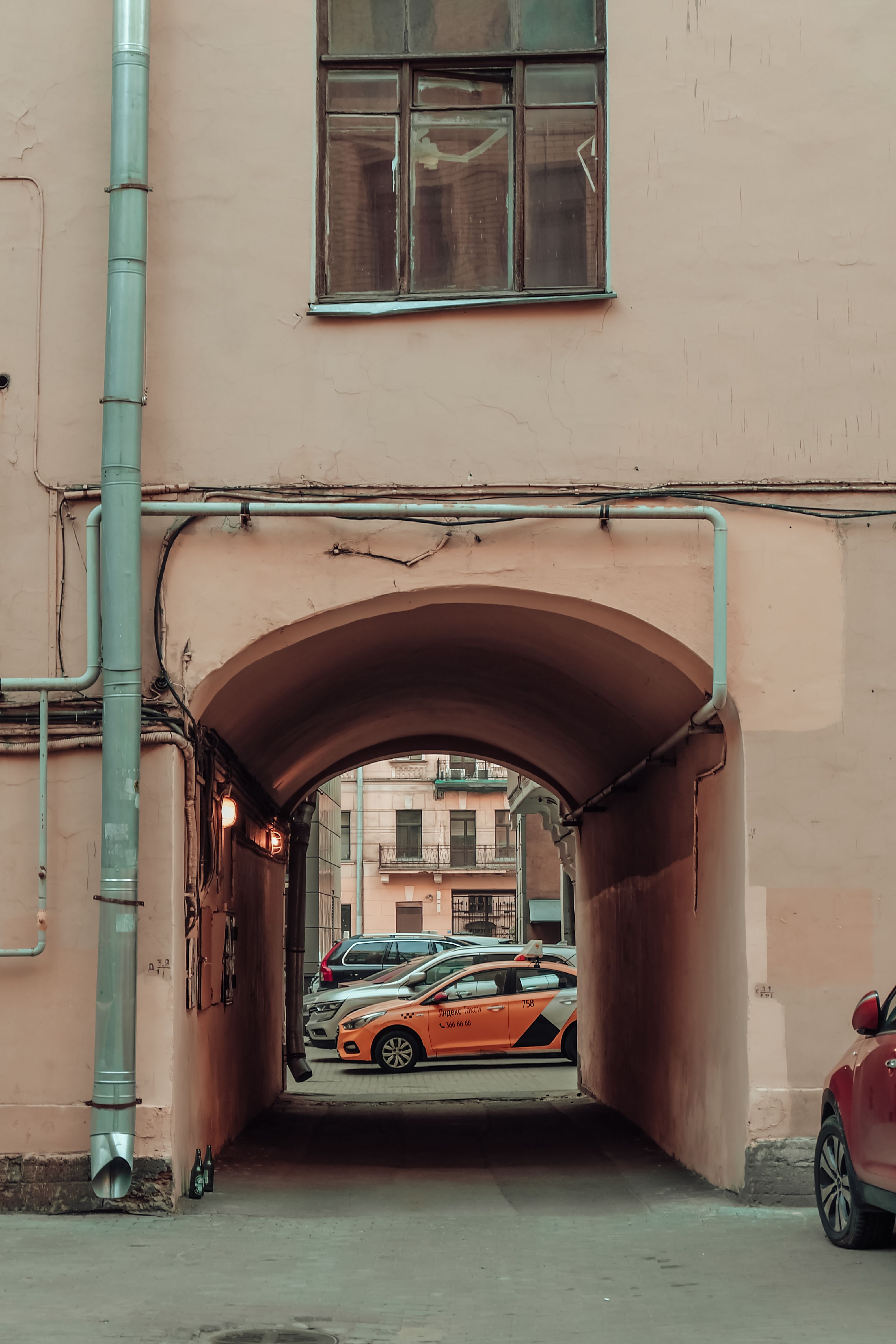 Photo of Cars Near an Arch · Free Stock Photo