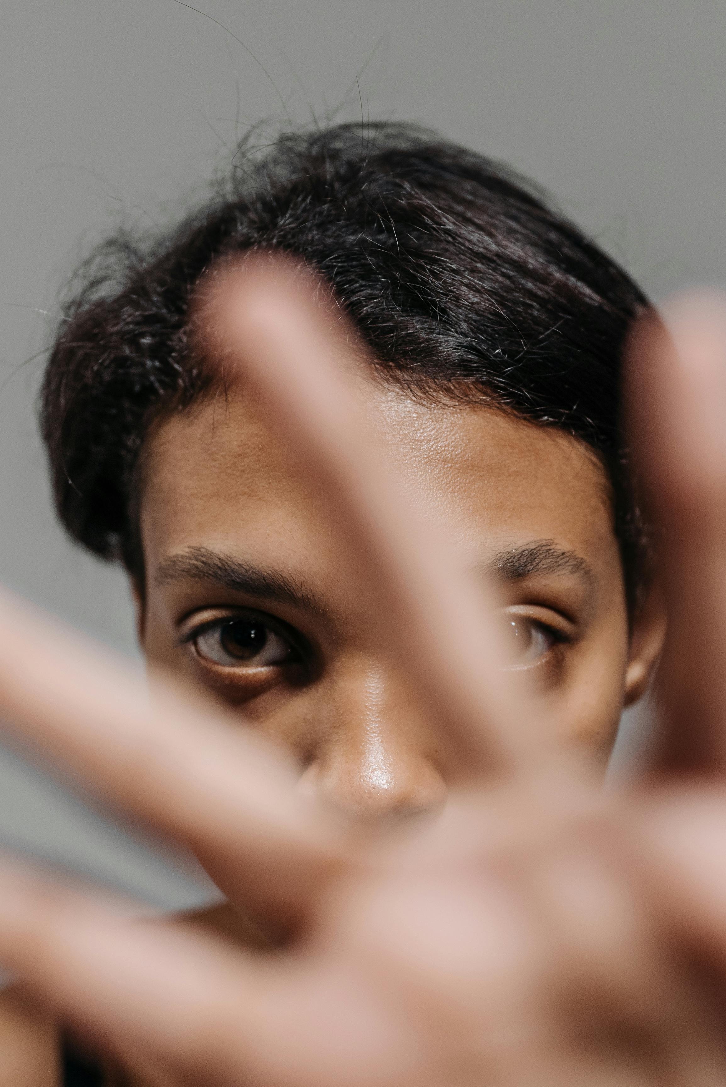 Una Persona Cubriéndose La Cara · Foto de stock gratuita