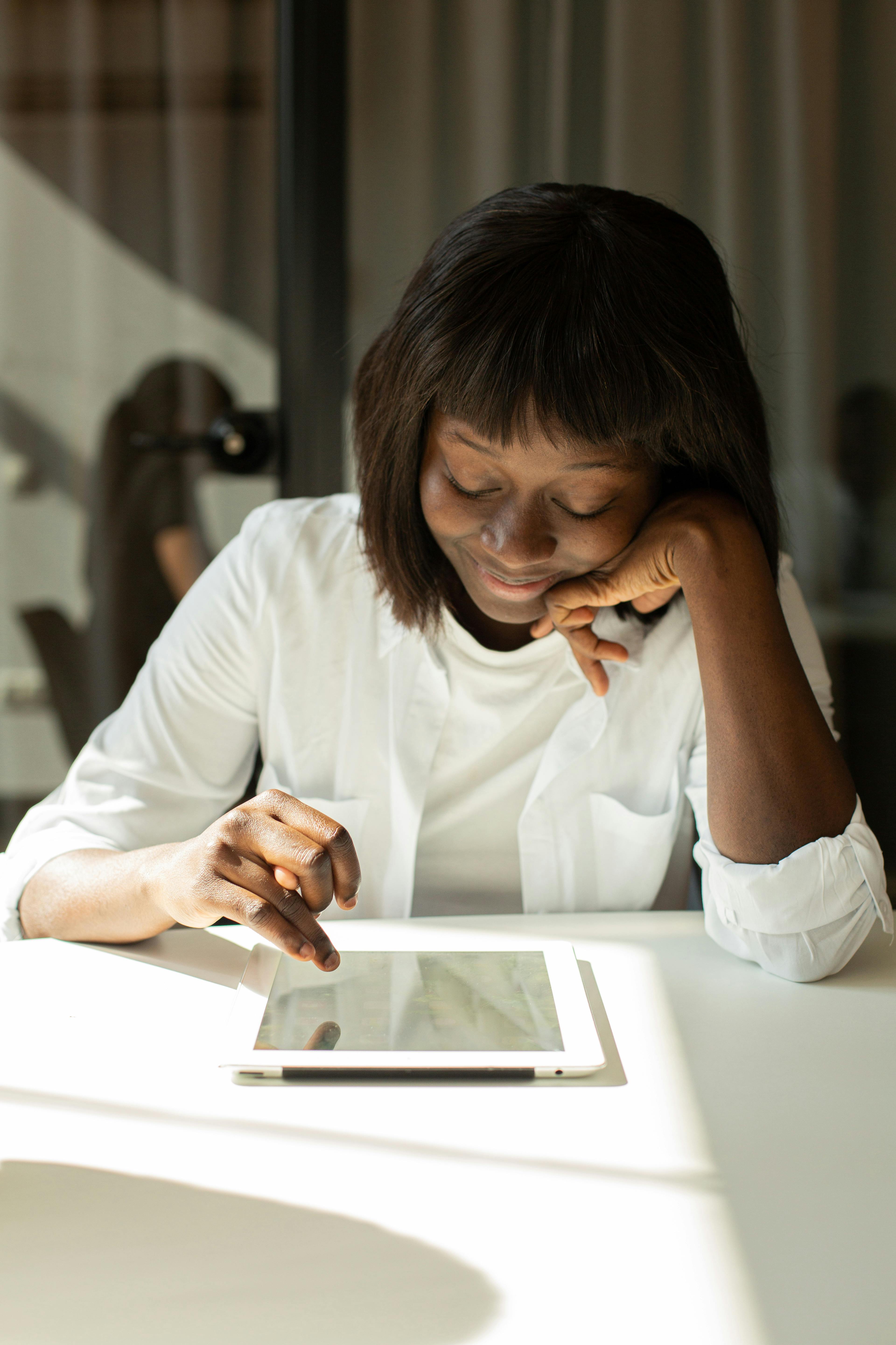 Woman using an Ipad · Free Stock Photo
