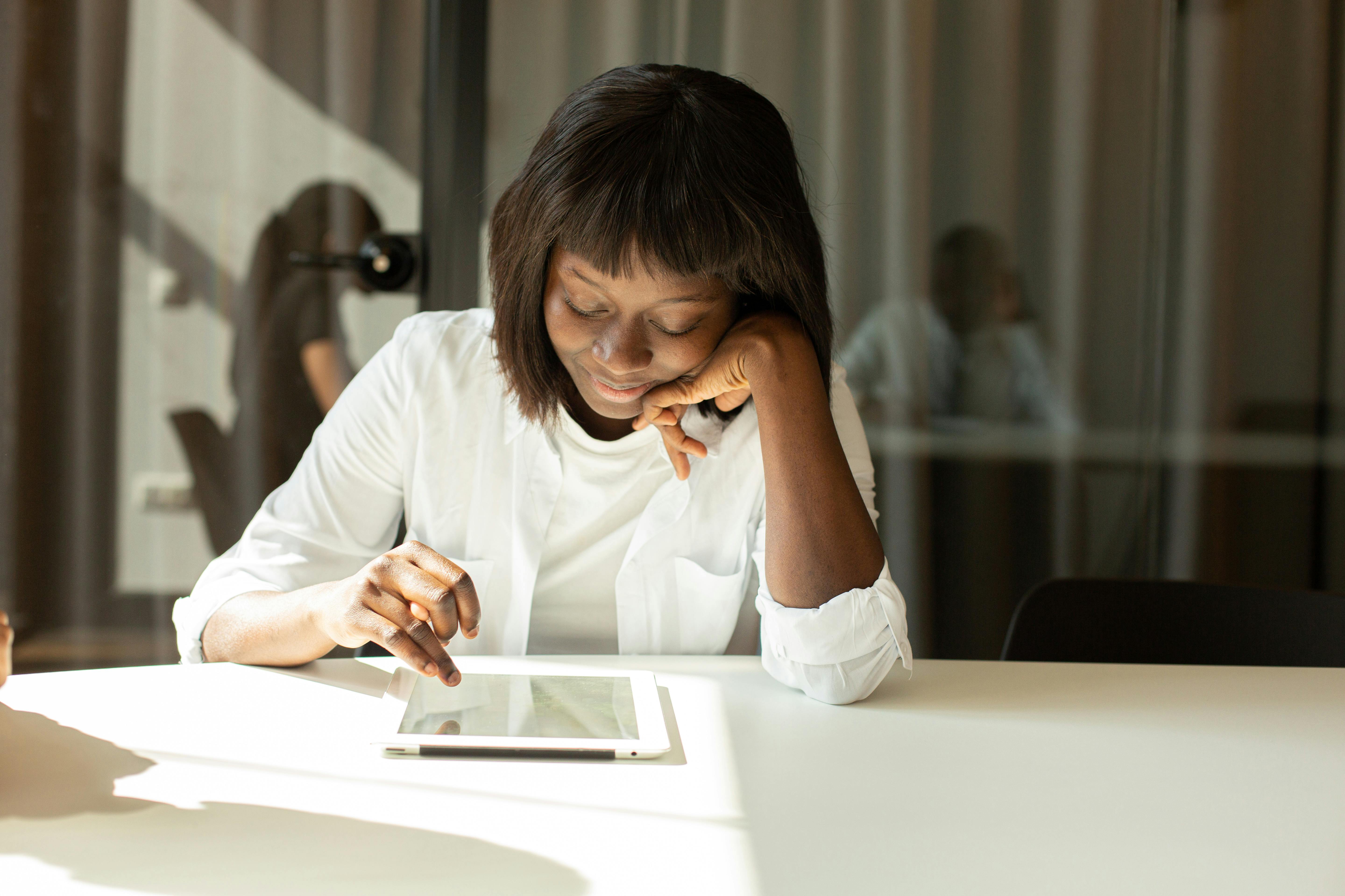 Woman using an Ipad · Free Stock Photo