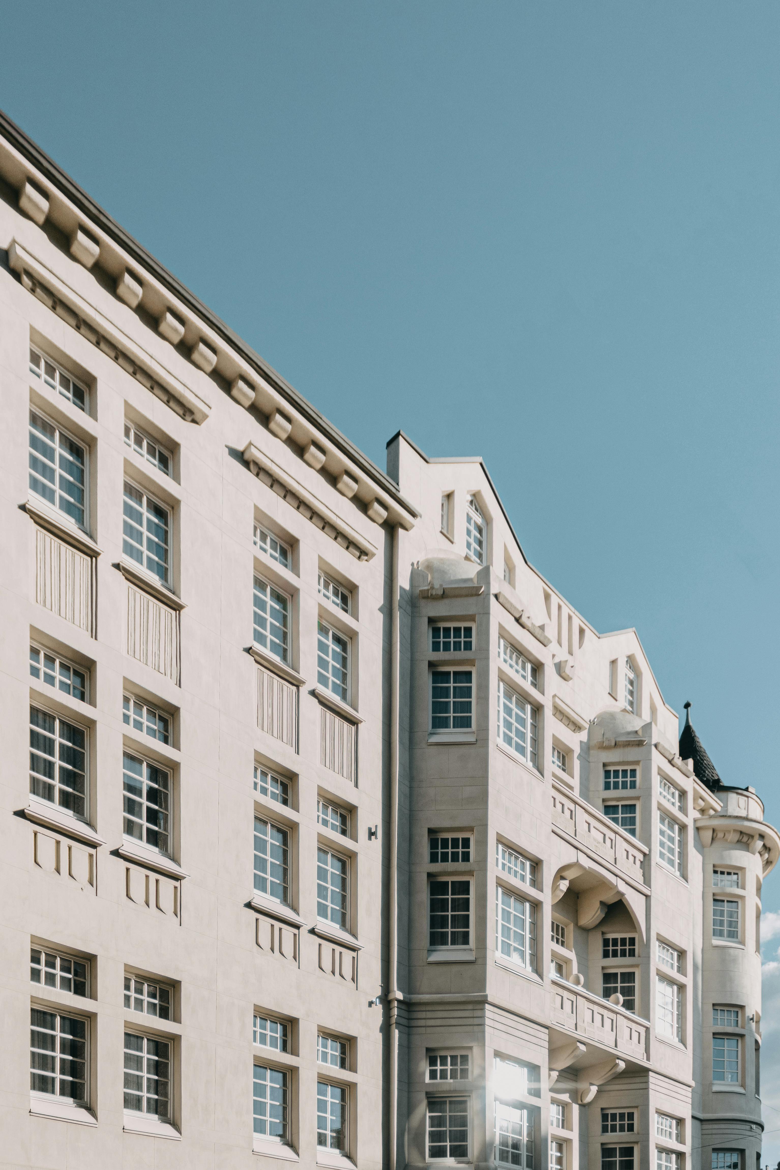 Clear Sky over Buildings · Free Stock Photo