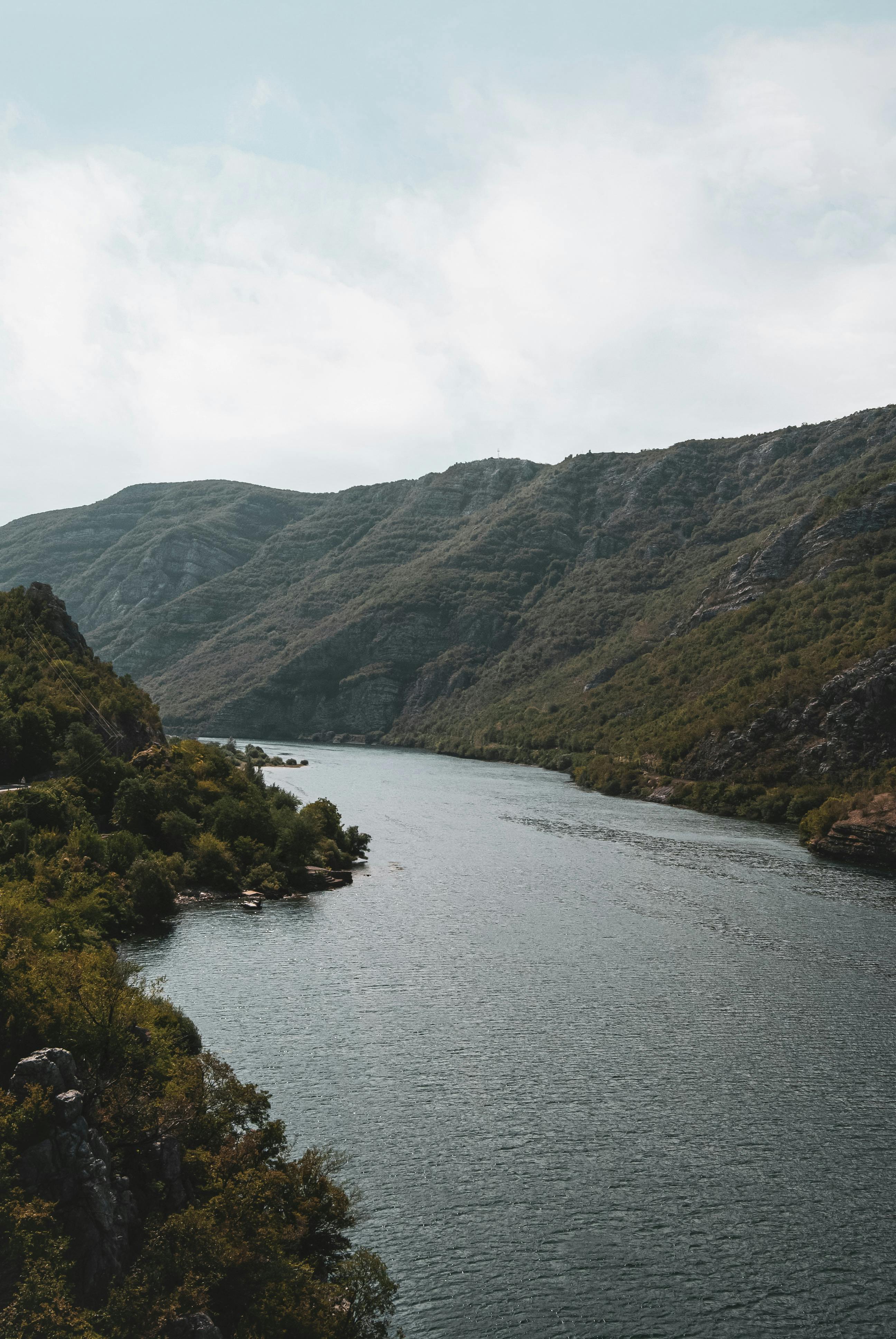 River in Between Mountains · Free Stock Photo