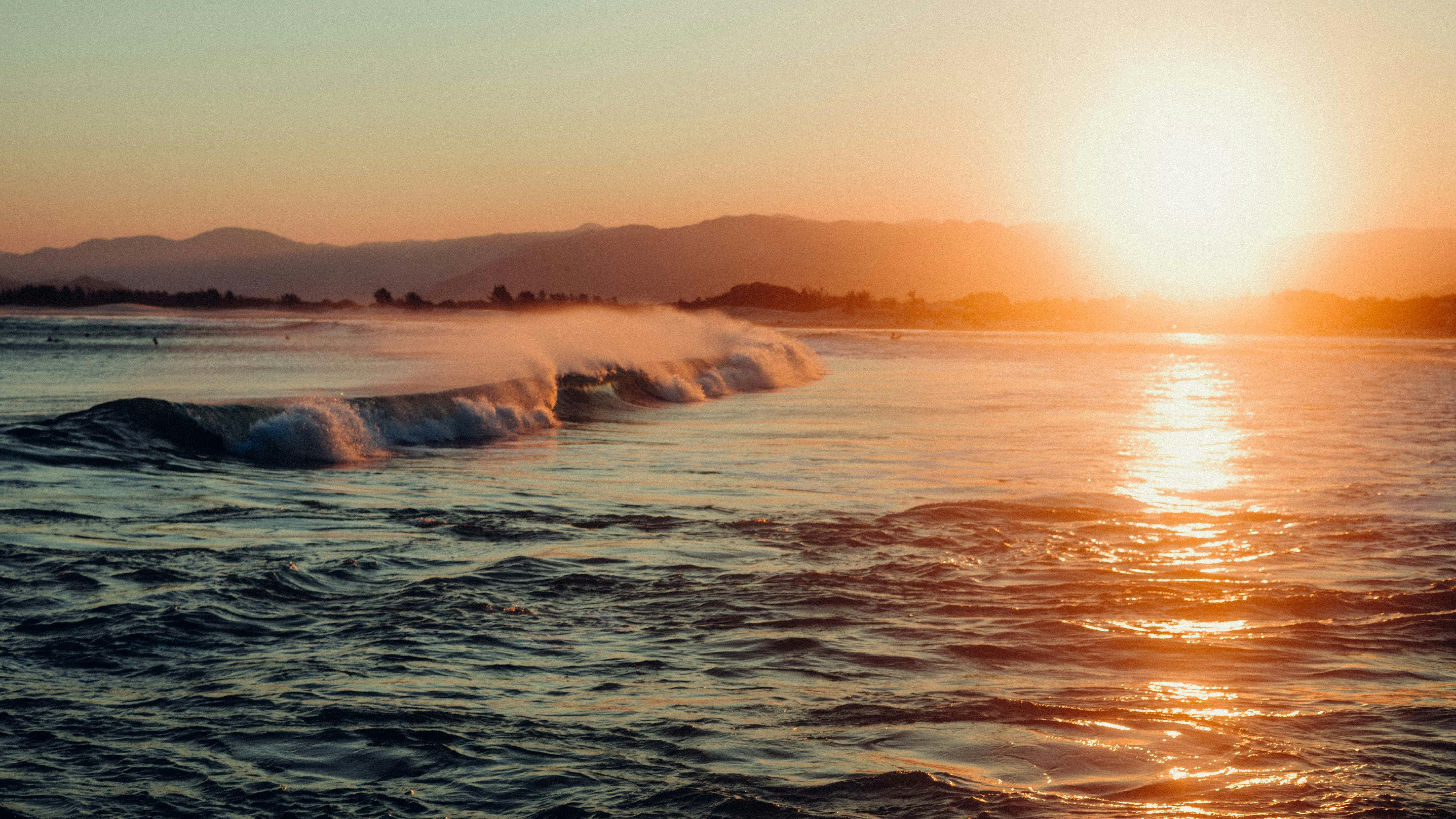 Mulher Usando Biquíni Branco Na Praia · Foto Profissional Gratuita