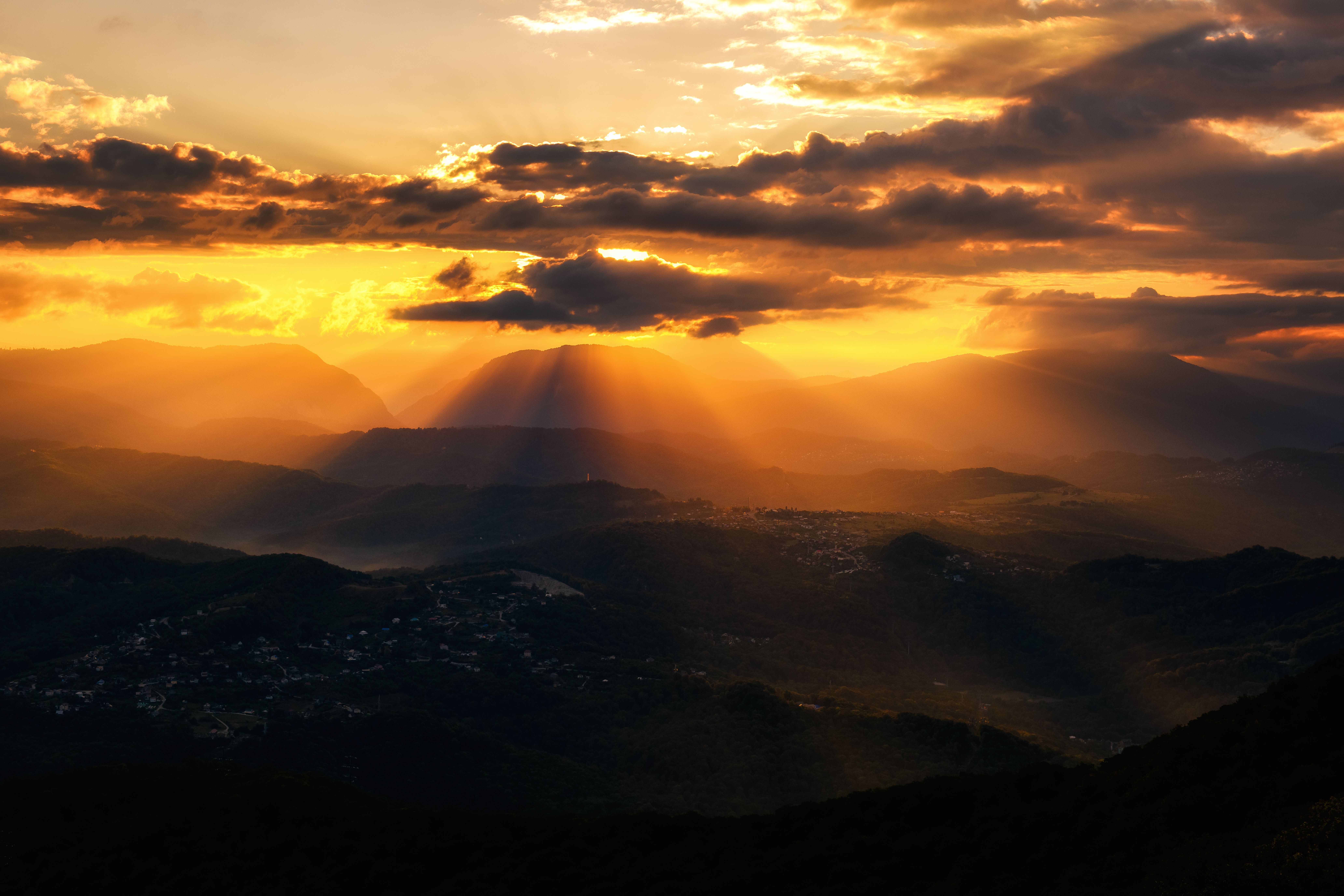 Early Morning Sunrise an the Clouds in the Sky · Free Stock Photo