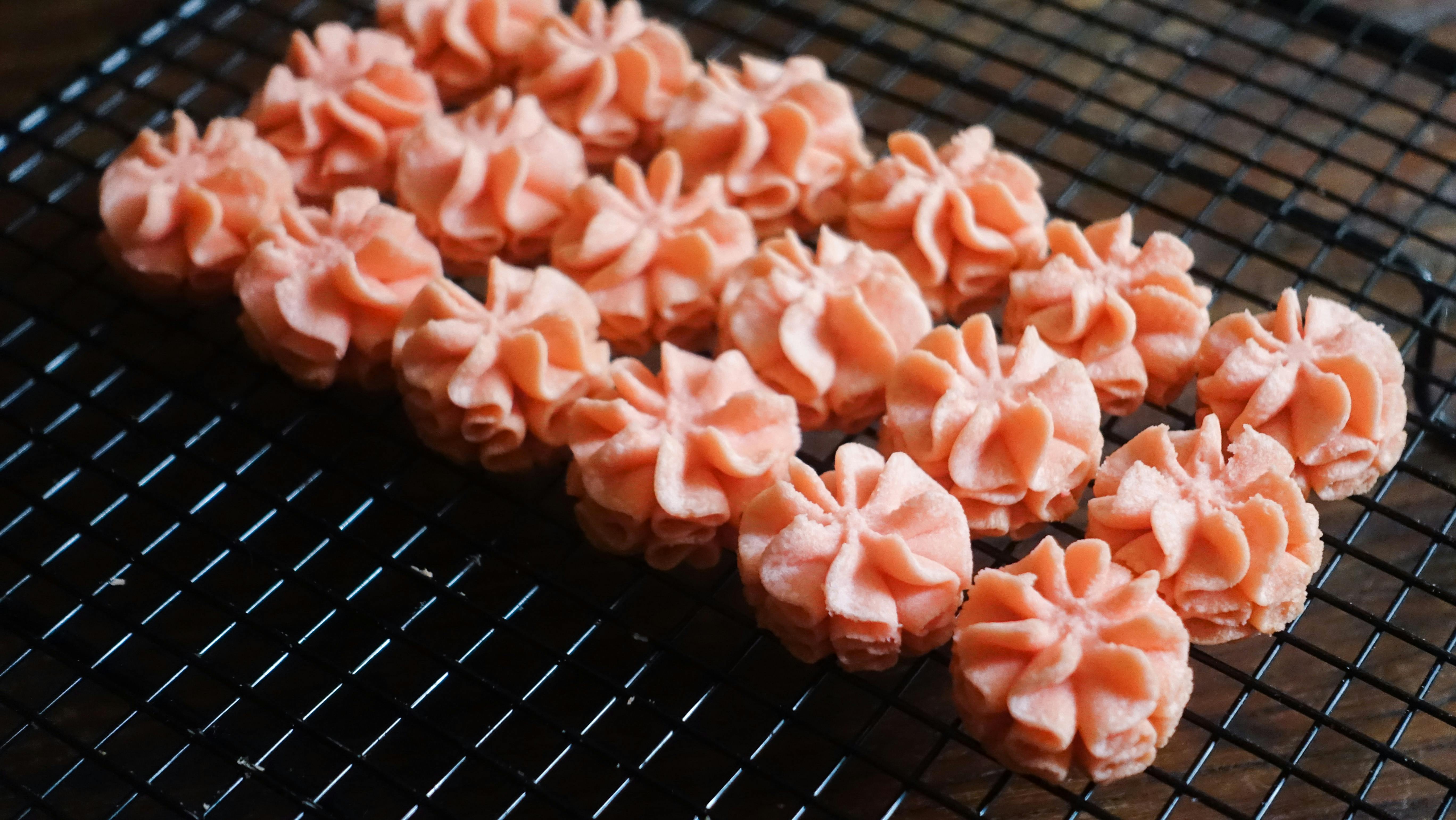 Close-up Photo of Pink Icing on Black Screen · Free Stock Photo
