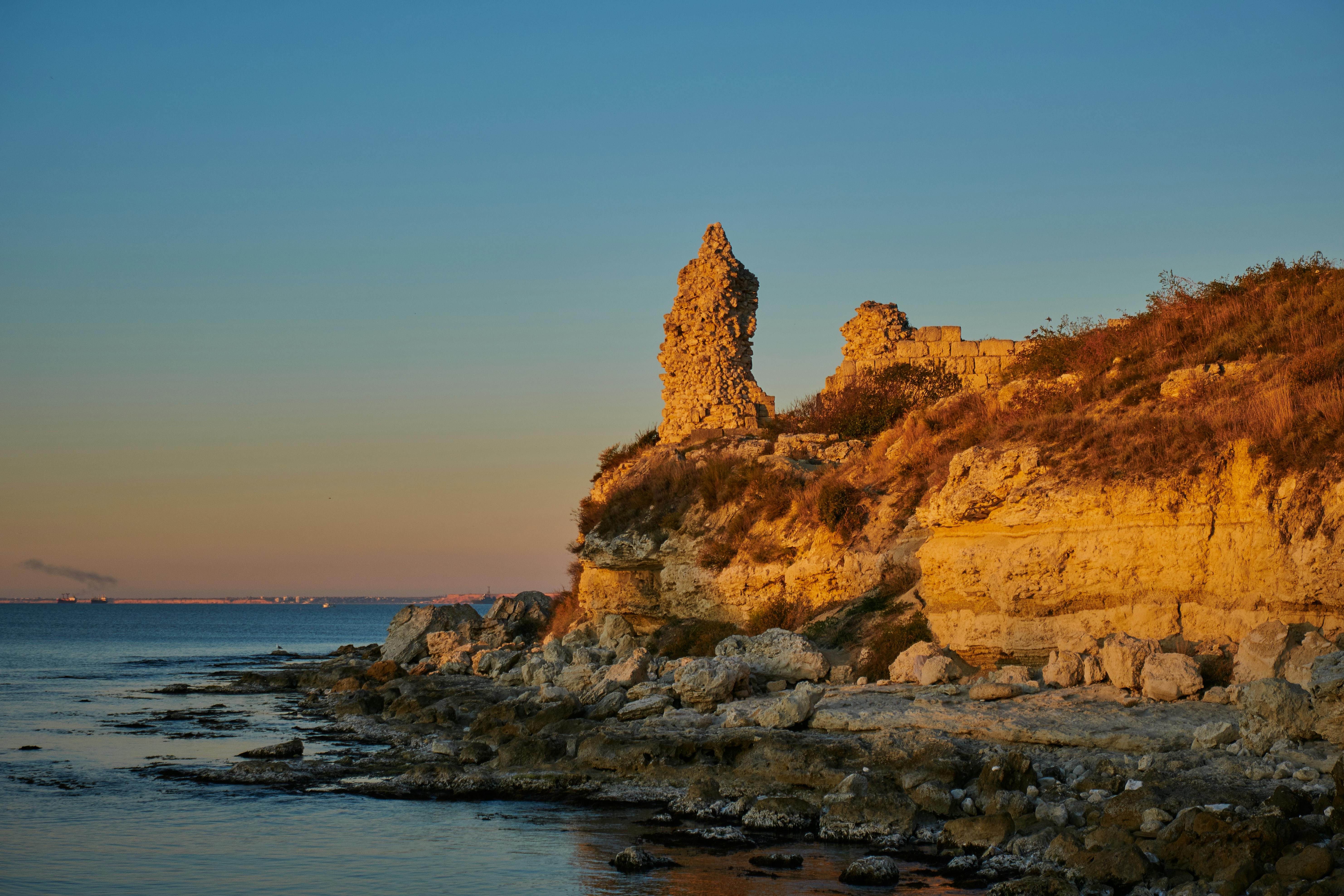Rock Formation on the Coast · Free Stock Photo