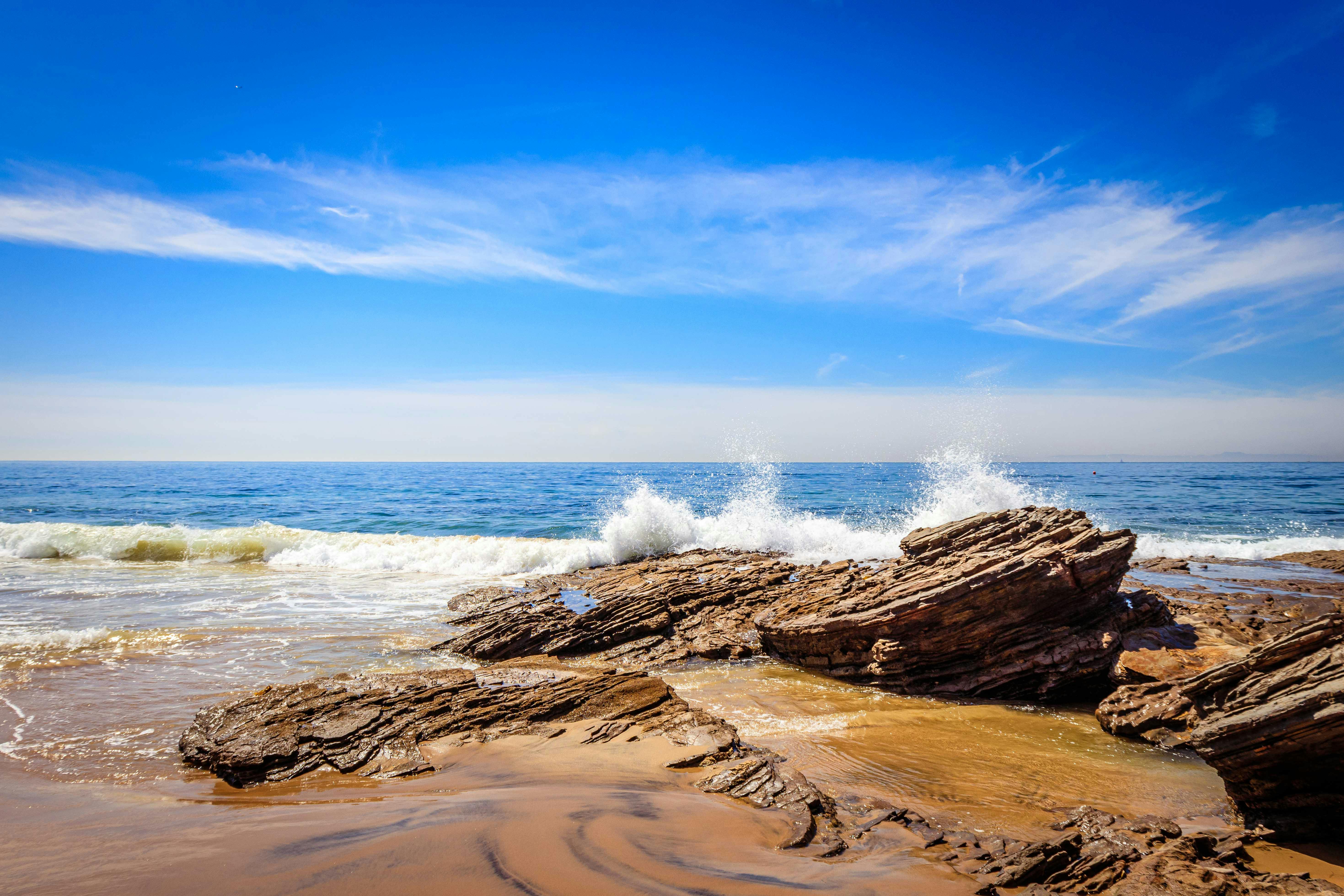 Ocean Waves Crashing on Shore · Free Stock Photo