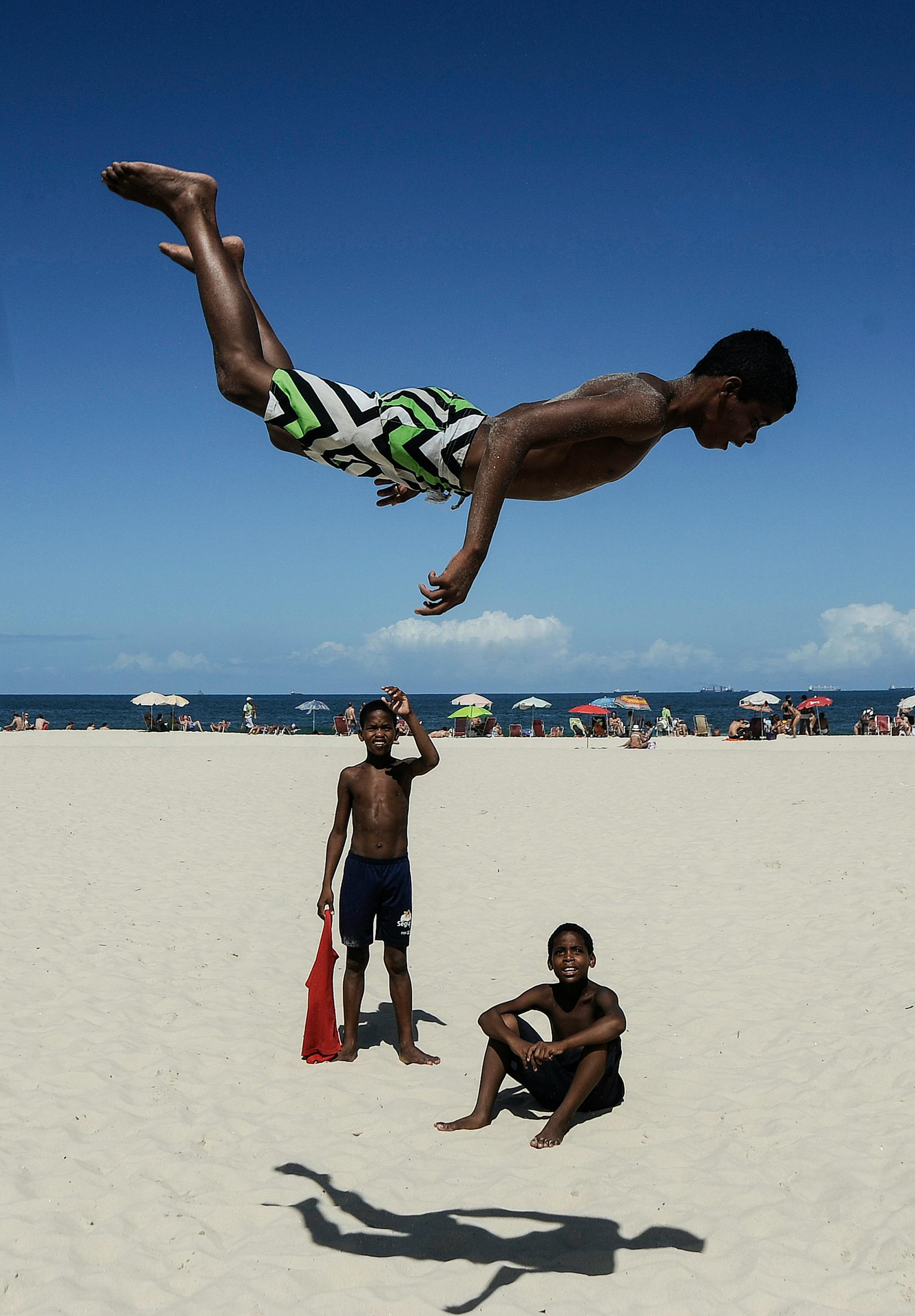 People on the Beach · Free Stock Photo