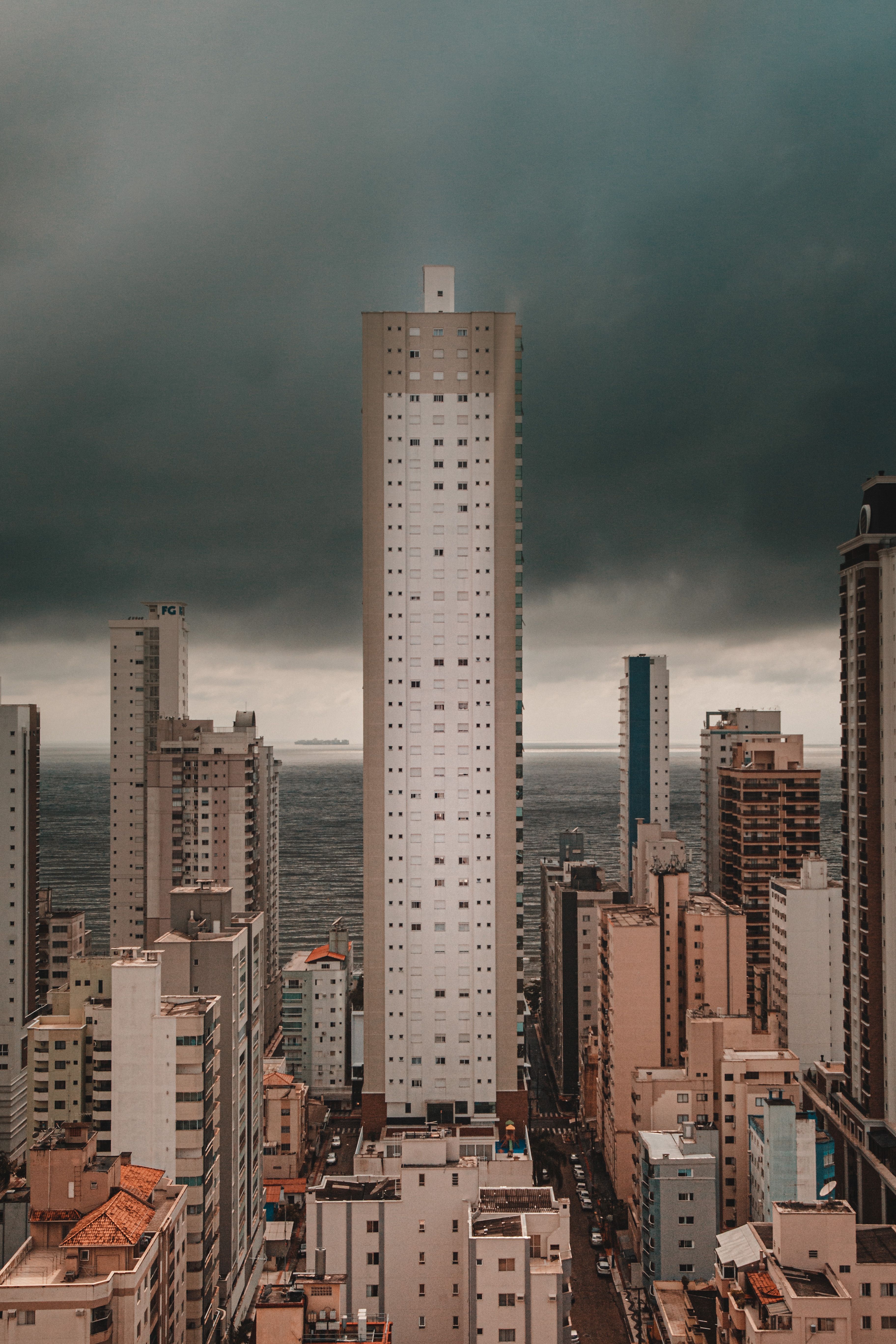 City Buildings Under the Gray Sky · Free Stock Photo