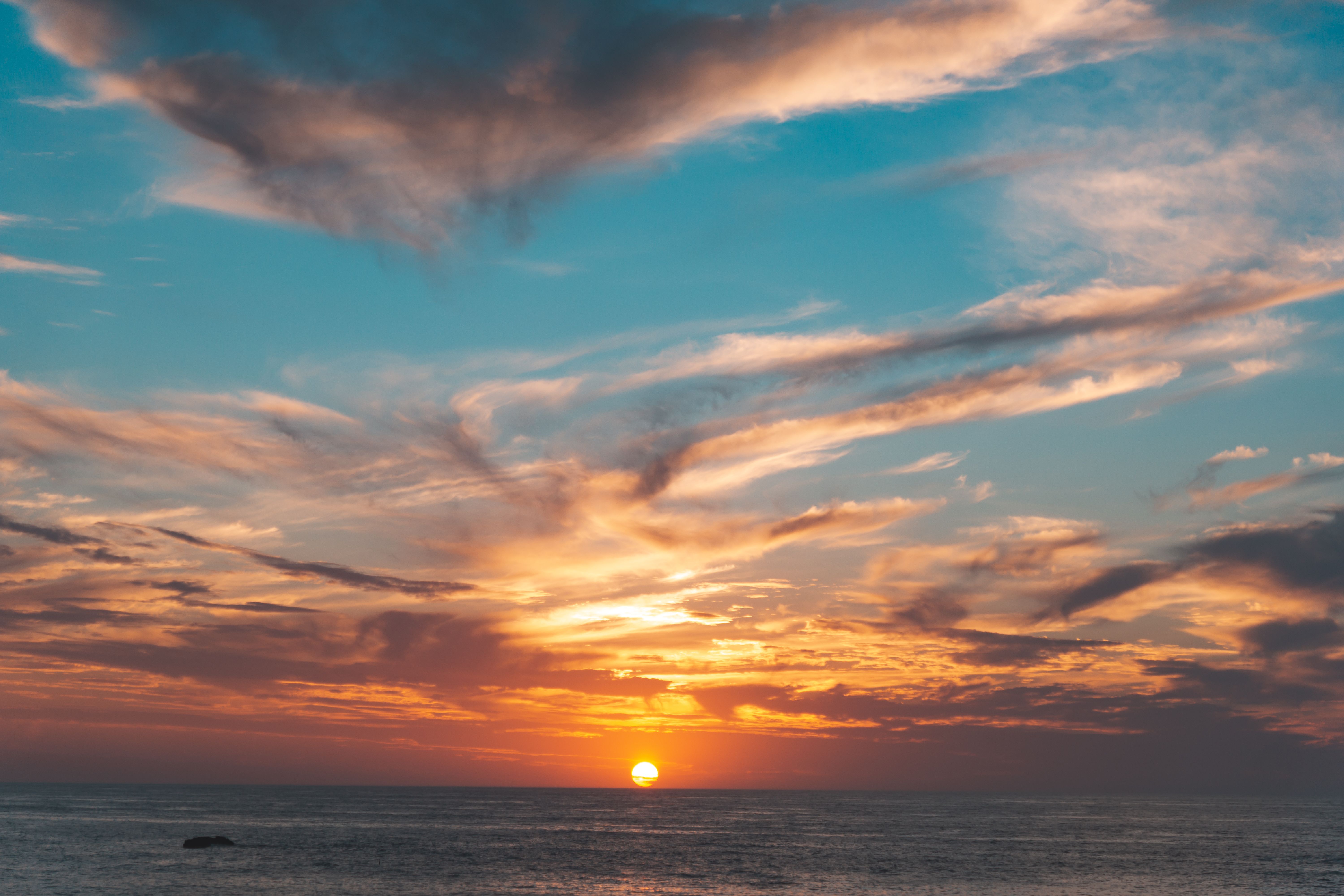 A View of the Golden Hour Over the Sea · Free Stock Photo