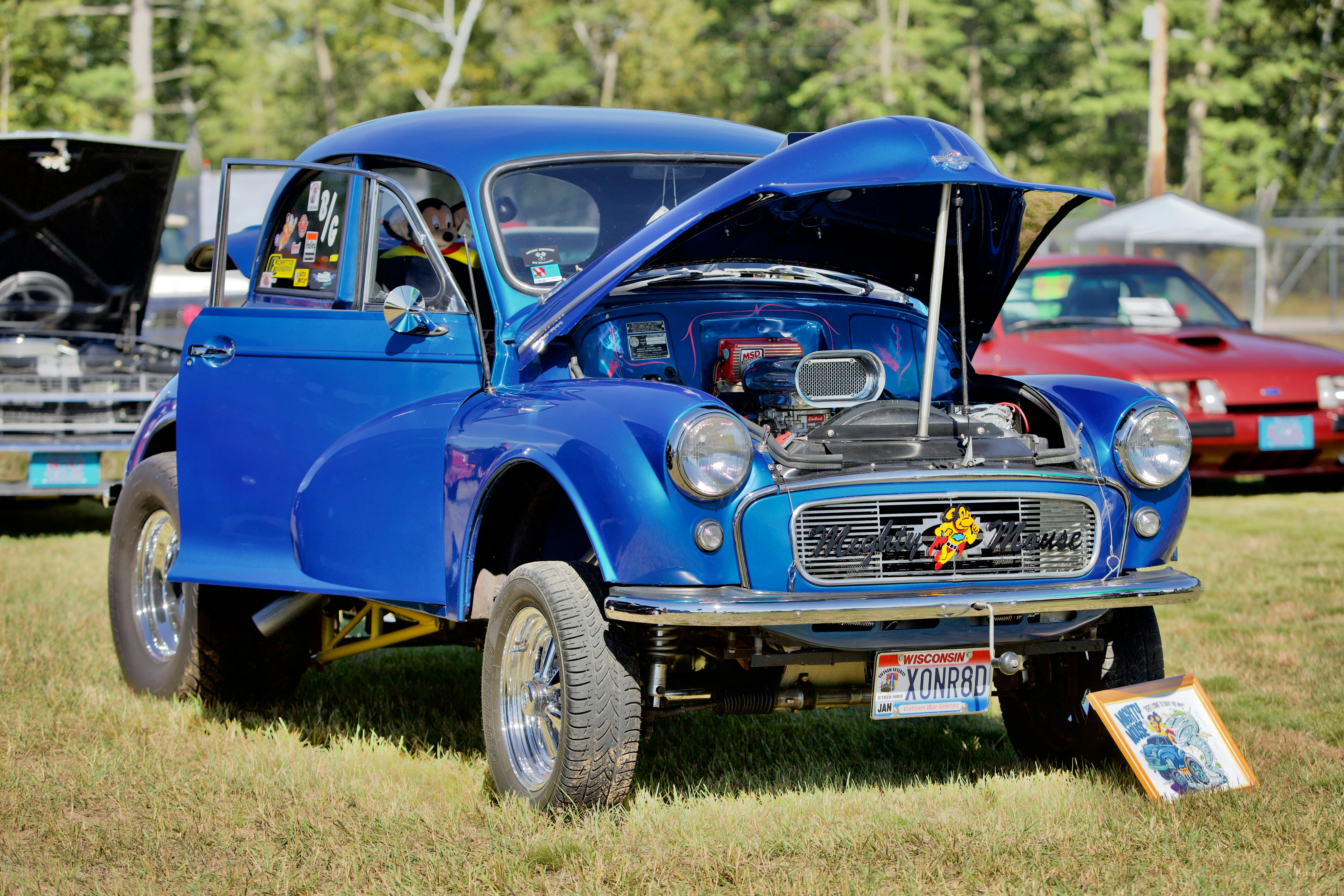 Close-Up Shot of a Blue Car Parked on Grass · Free Stock Photo